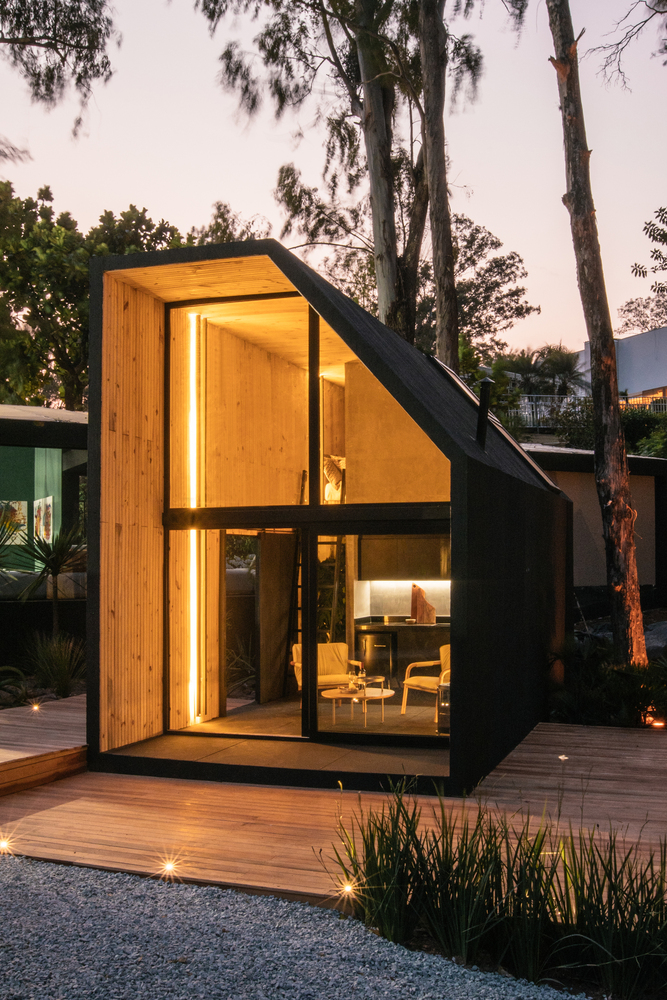 Une cabane design de 33m2 en bois noir à installer facilement