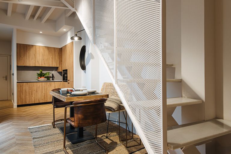 Un petit duplex rénové avec patio aux couleurs naturelles