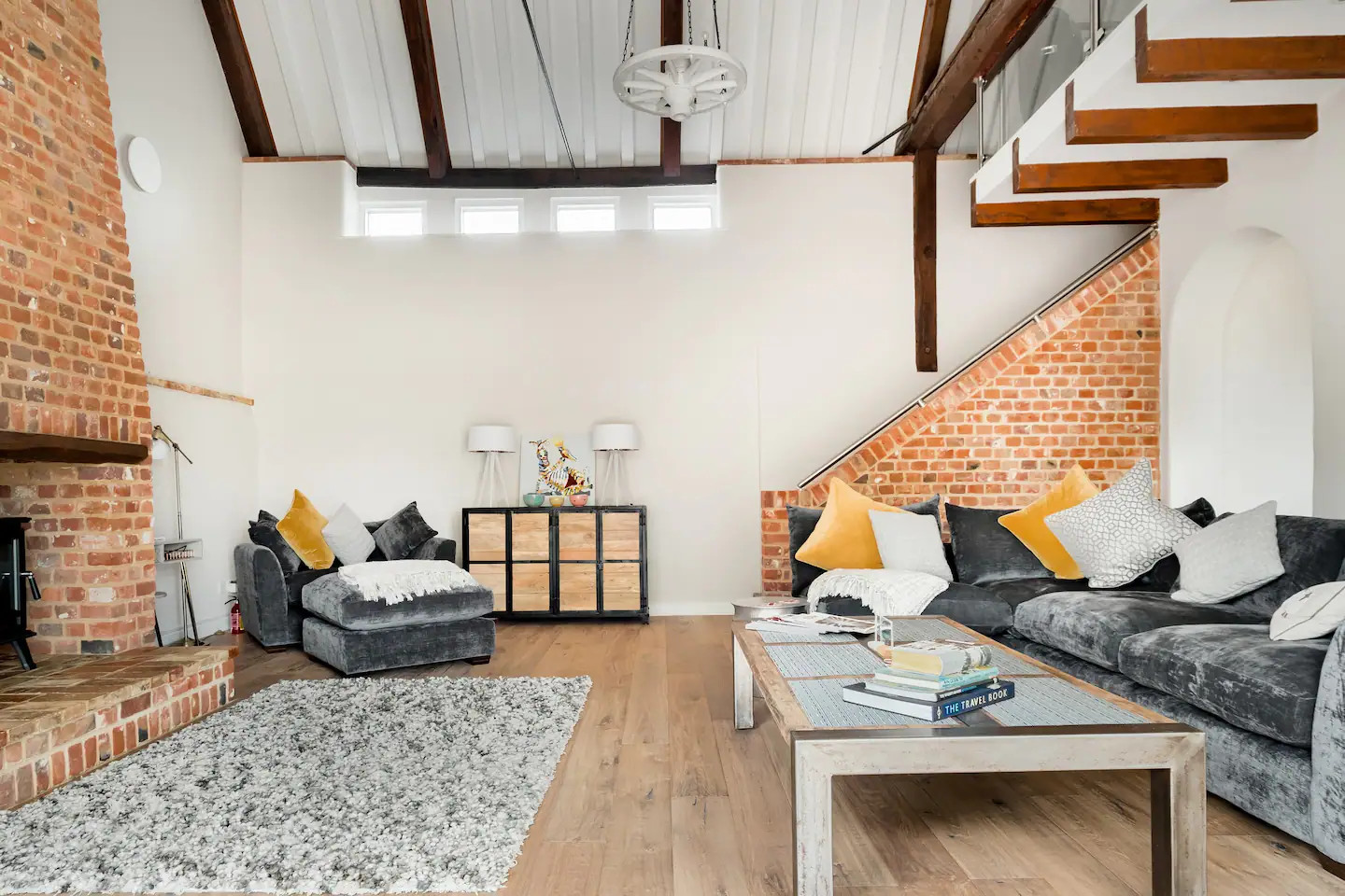 Charme rustique chic pour une grange rénovée en style contemporain