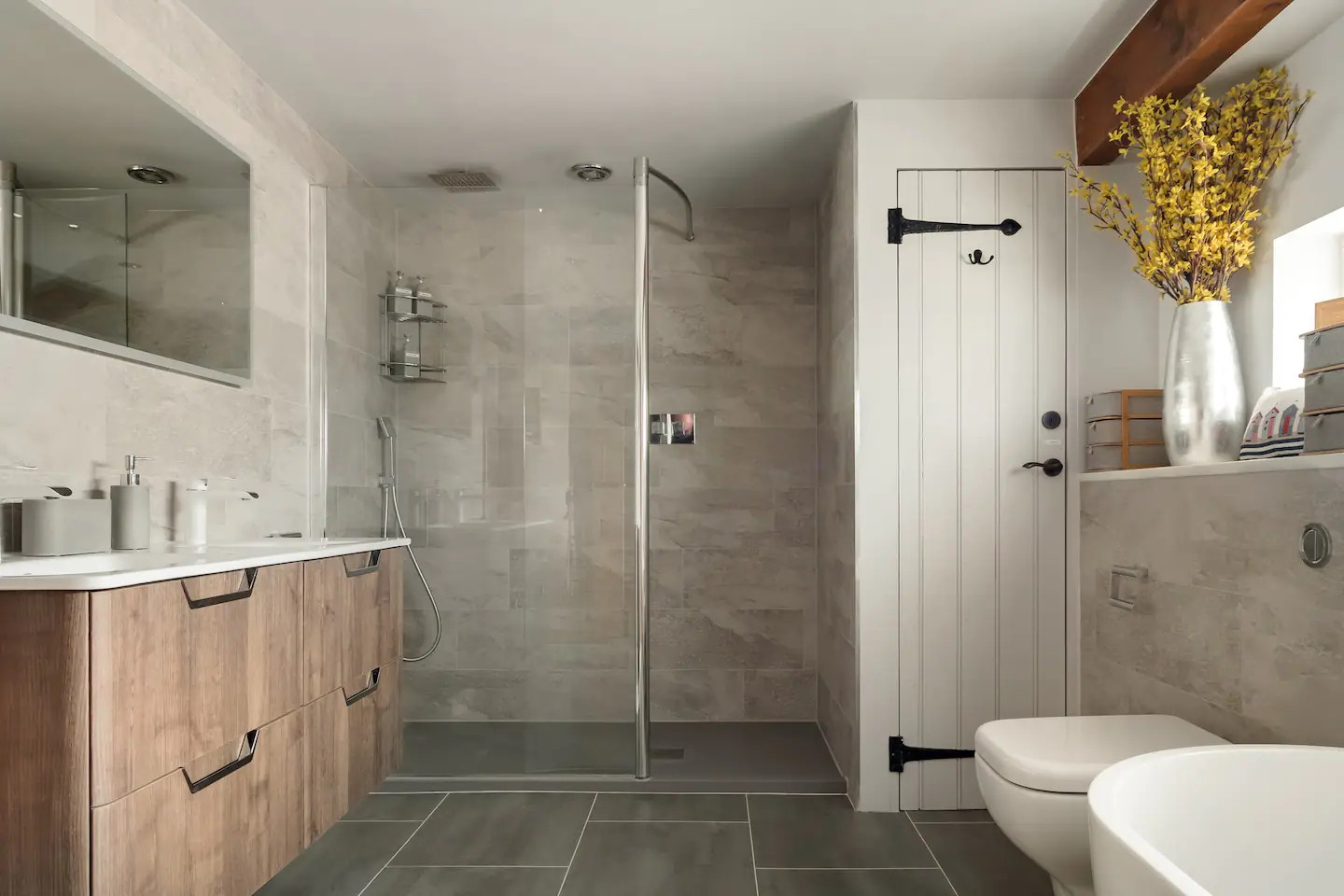 Charme rustique chic pour une grange rénovée en style contemporain