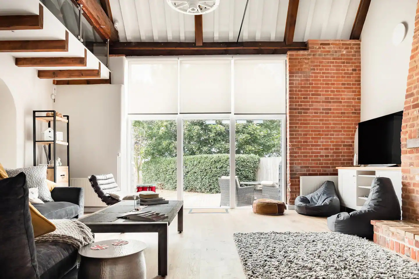 Charme rustique chic pour une grange rénovée en style contemporain