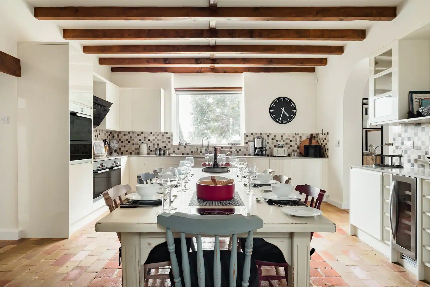 Charme rustique chic pour une grange rénovée en style contemporain