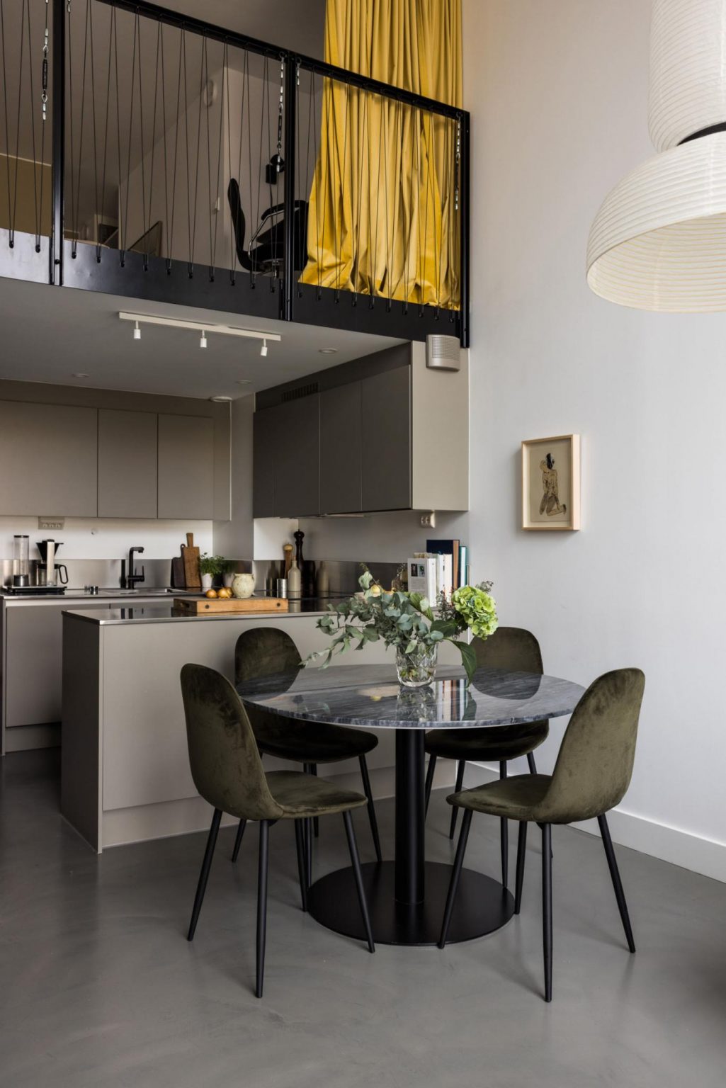 Un studio avec mezzanine au design sobre en Suède