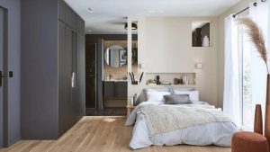 Une chambre parentale avec salle de bain et dressing au style actuel