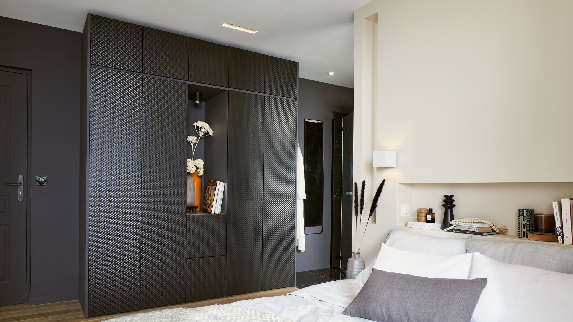 Une chambre parentale avec salle de bain et dressing au style actuel