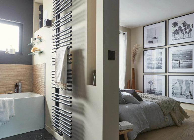 Une chambre parentale avec salle de bain et dressing au style actuel