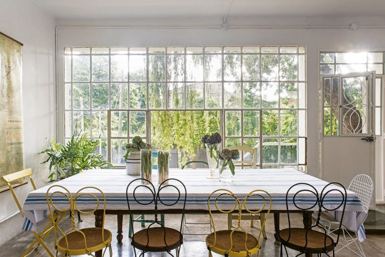 Une maison à la décoration vintage dans un ancien club sportif