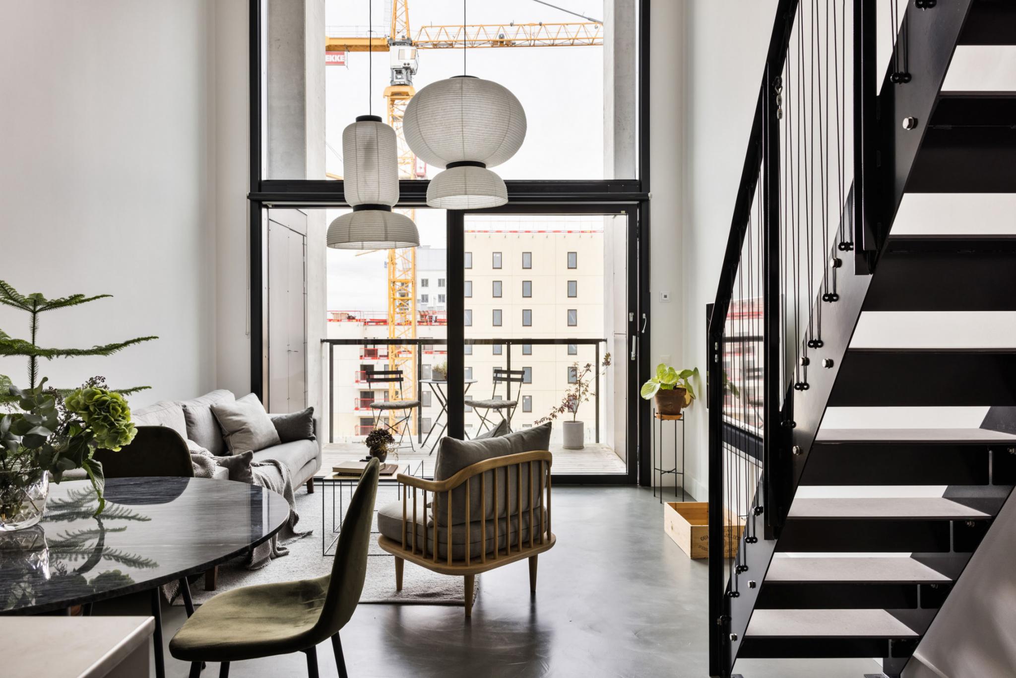 Un studio avec mezzanine au design sobre en Suède
