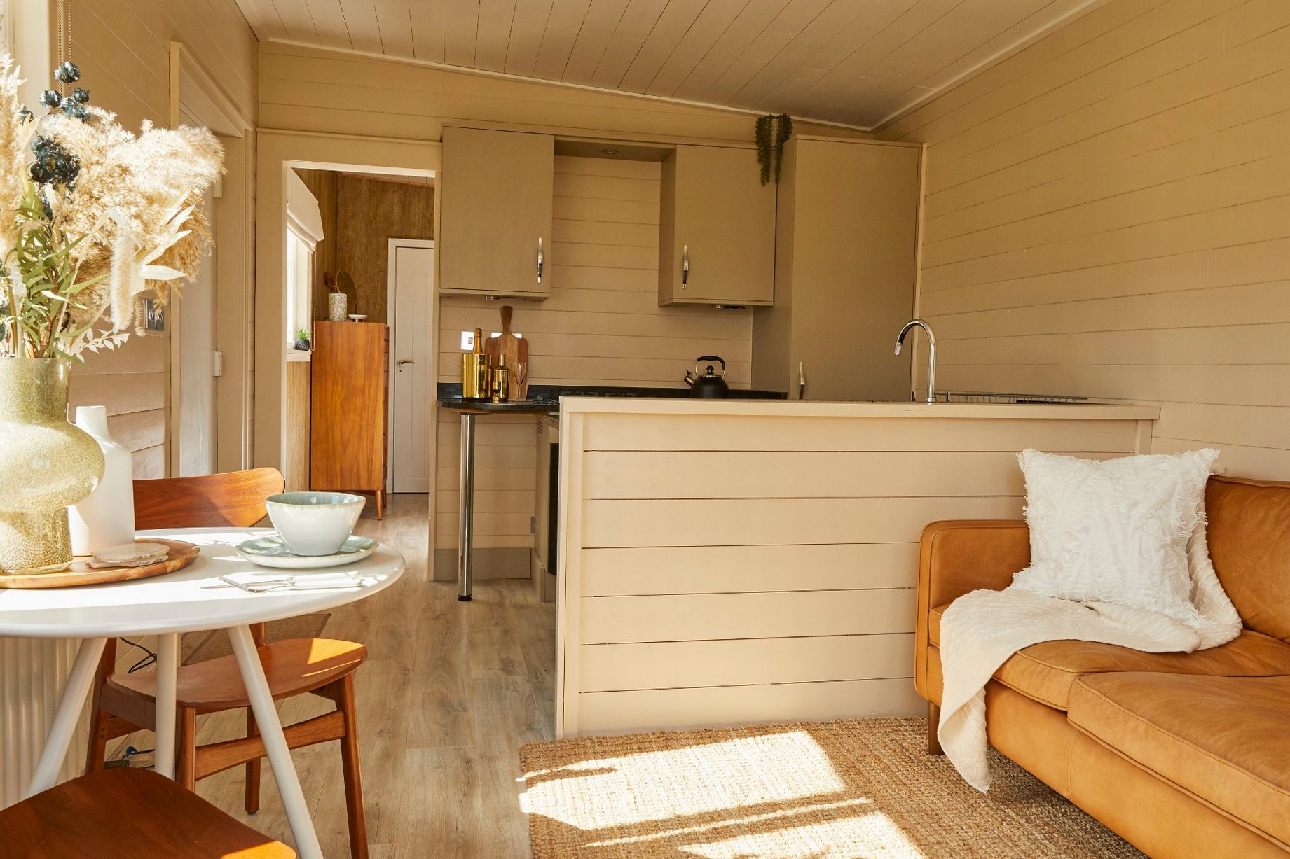 Cette cabane bardée de bois est une mini maison container