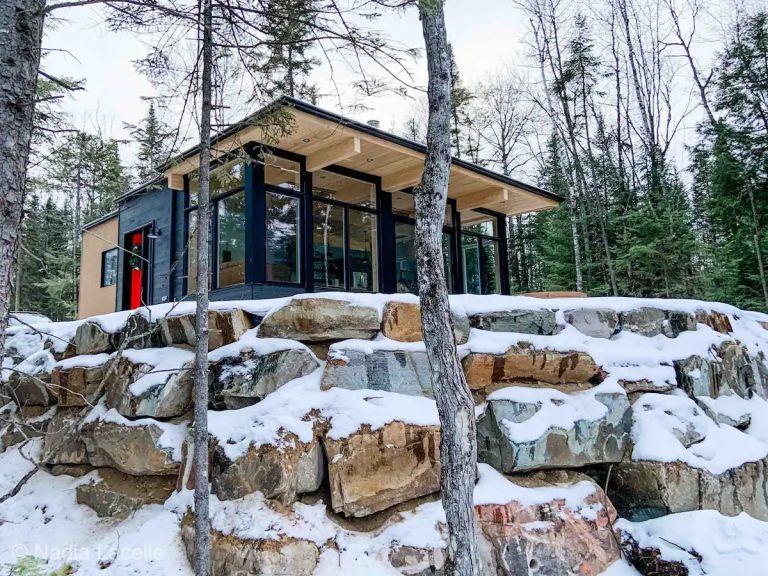 Un chalet contemporain situé au cœur de la nature canadienne