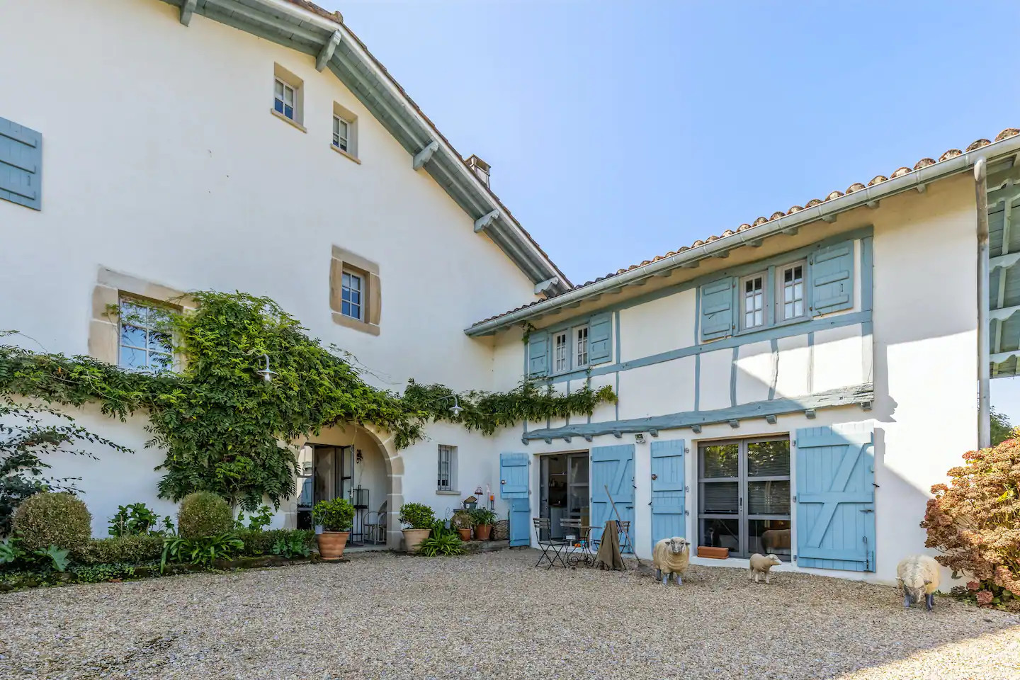 Une villa typique du Pays Basque français à la décoration authentique
