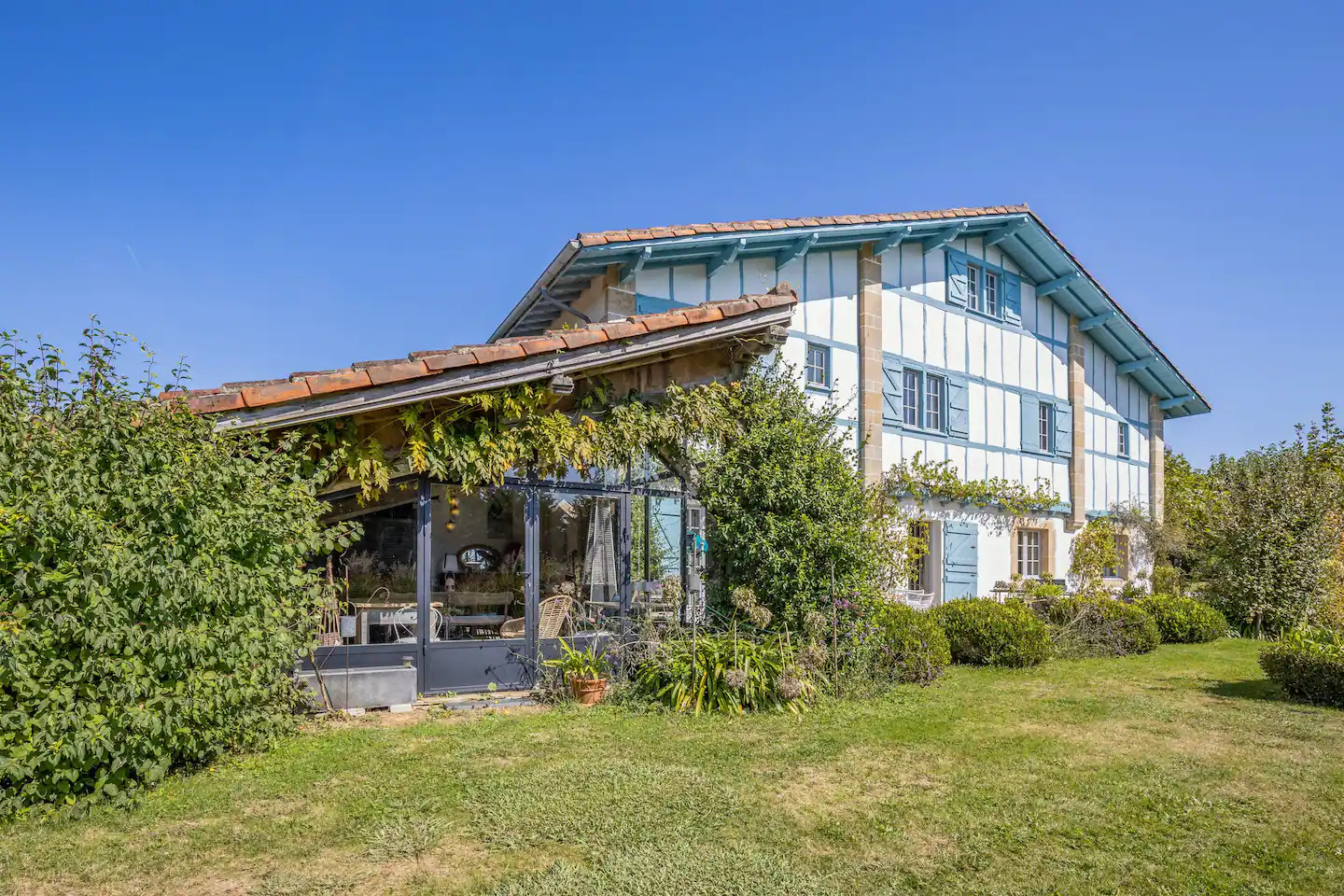 Une villa typique du Pays Basque français à la décoration authentique