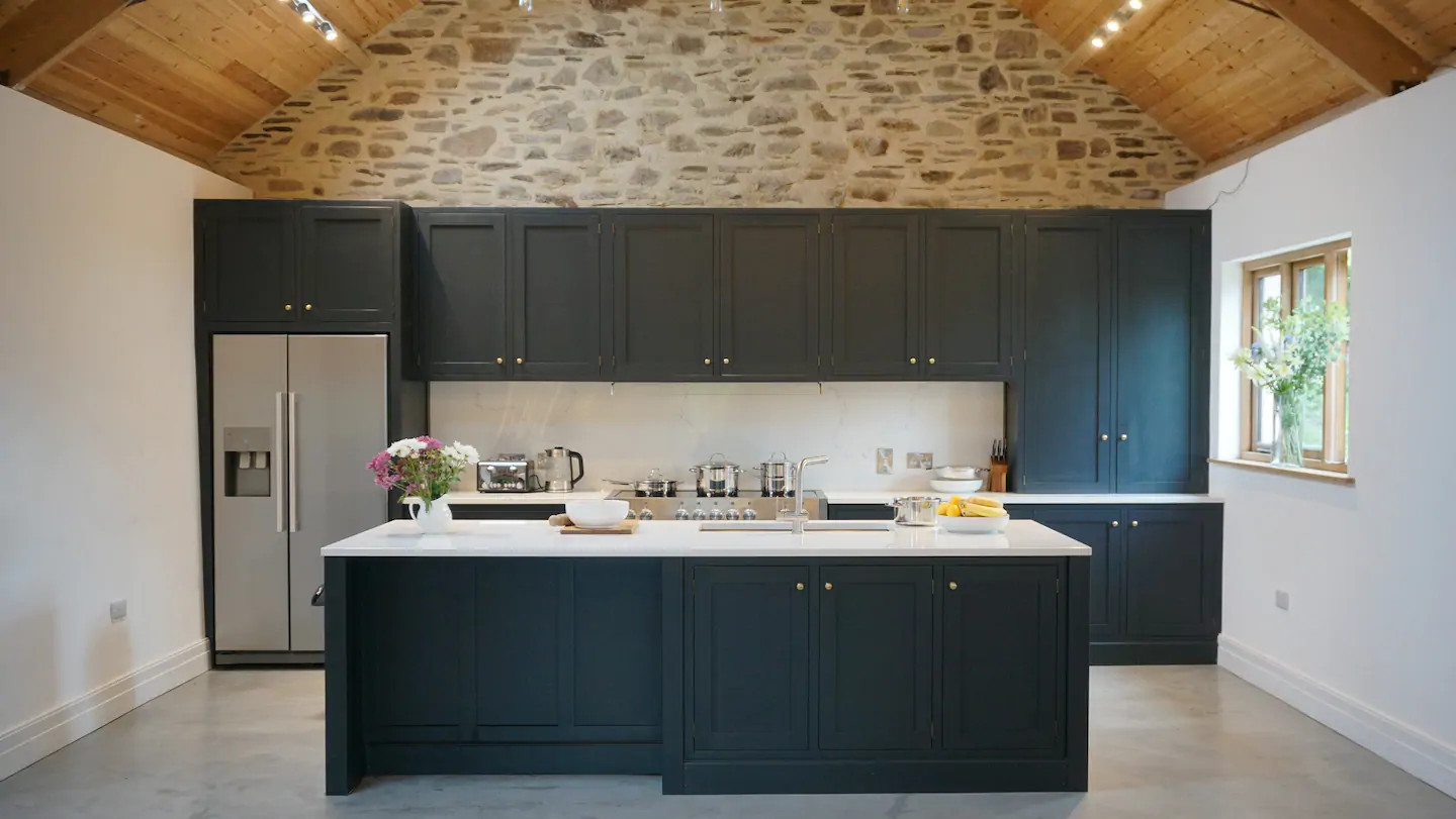 Une humble grange rénovée transformée en maison contemporaine