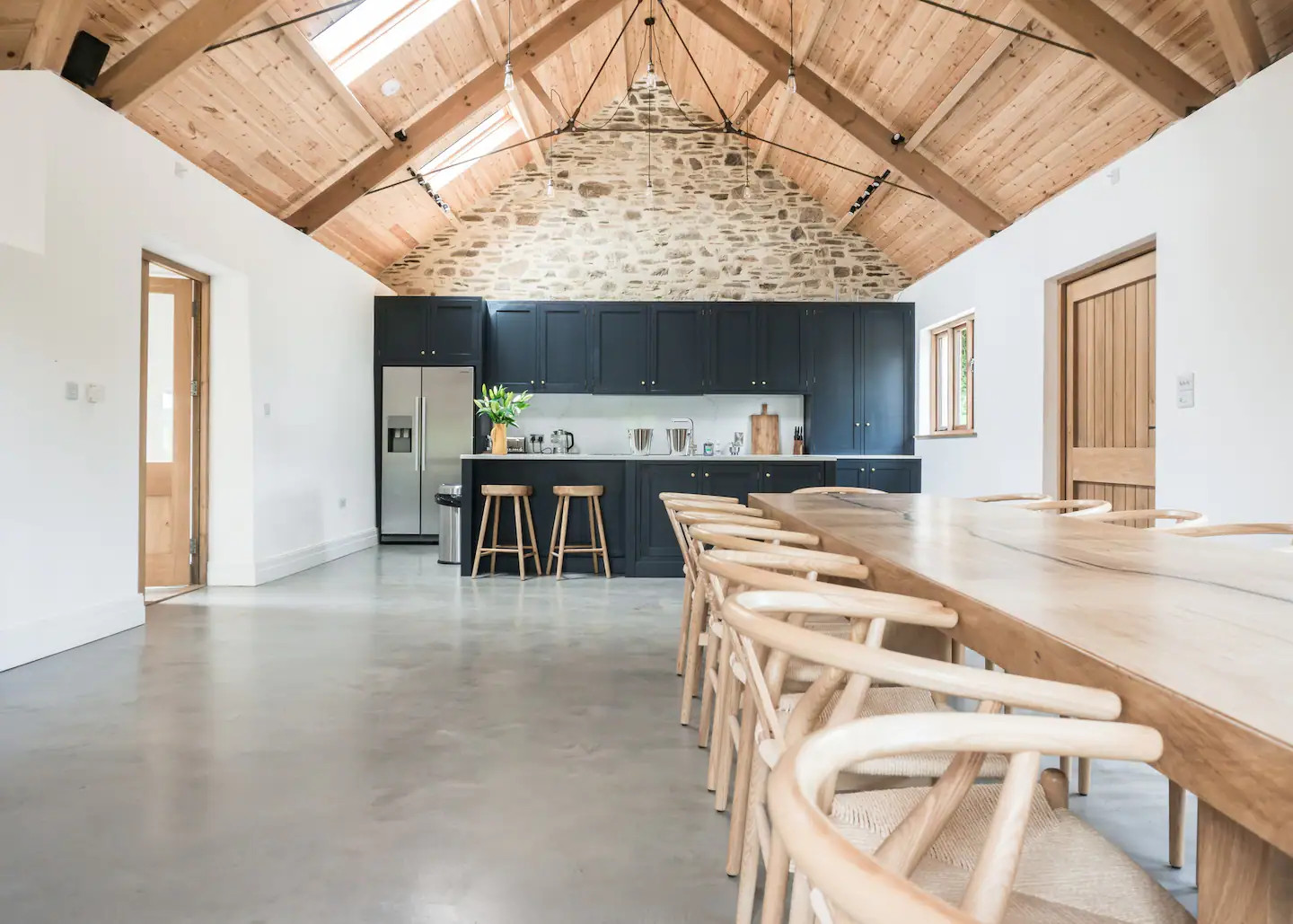 Une humble grange rénovée transformée en maison contemporaine