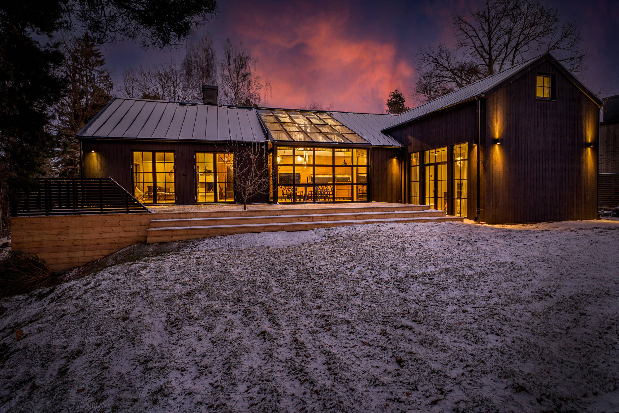 Larges surfaces vitrées pour une maison en bois contemporaine
