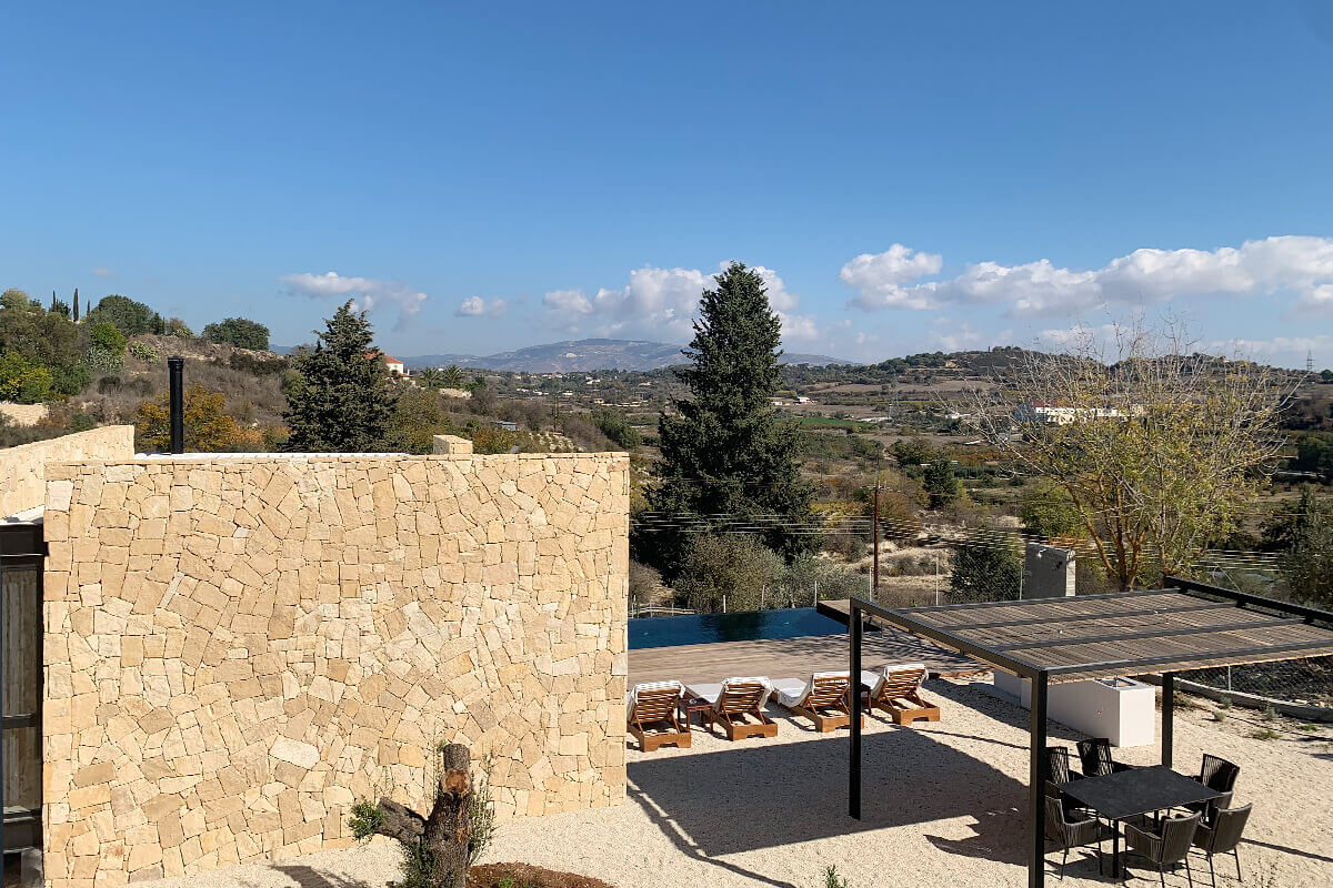 Une maison moderne unique sur une colline avec vue à Chypre