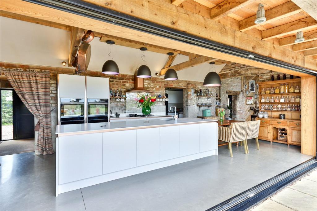 Une grange anglaise ancienne rénovée dans la campagne