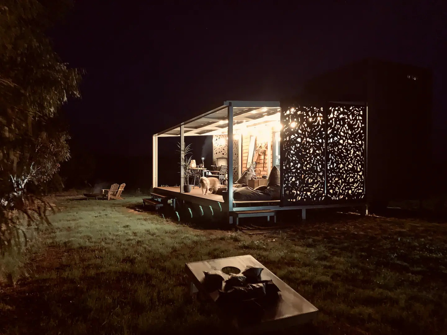 Une incroyable mini maison au style bohème entourée de citronniers