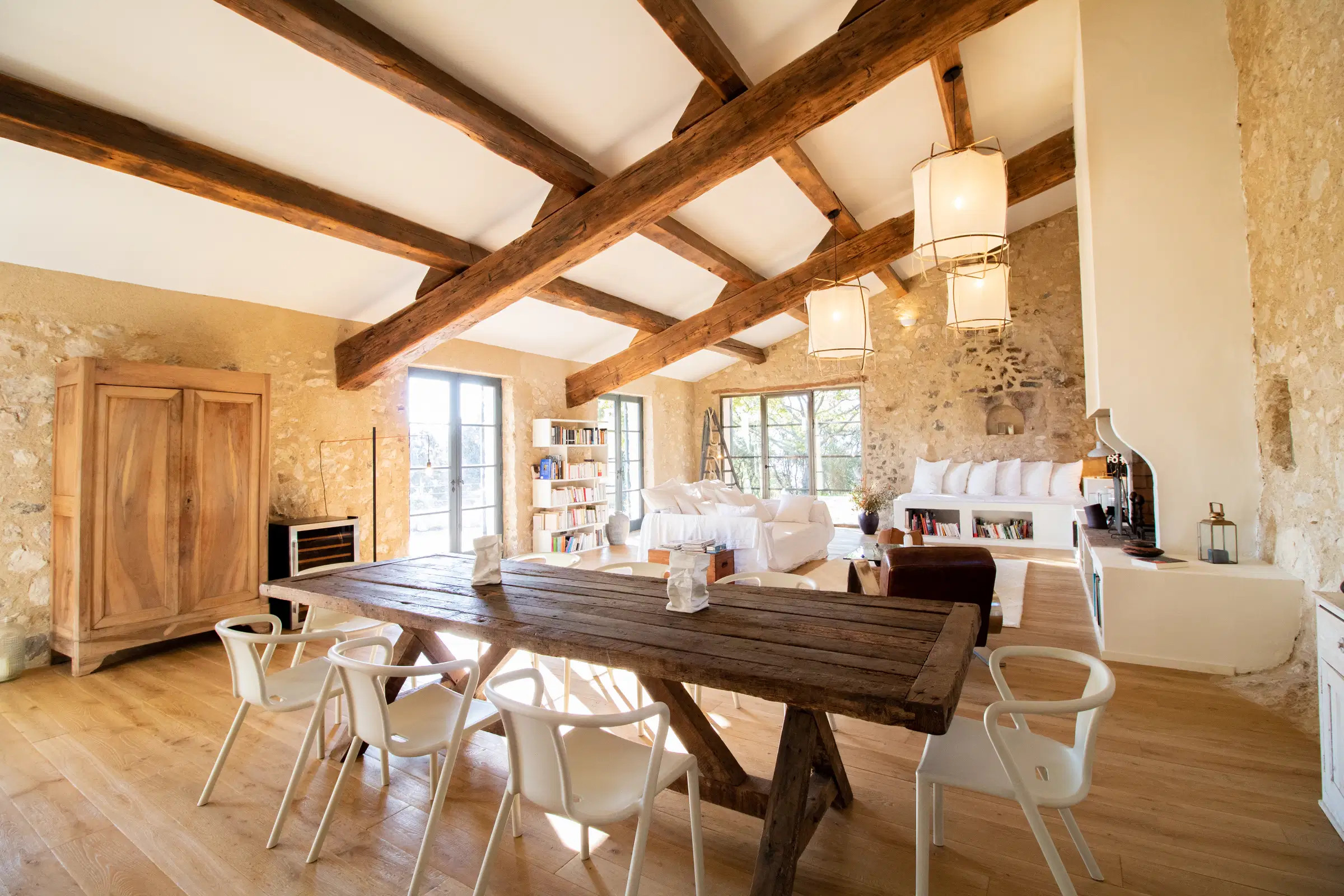 Une belle bastide ancienne en pierres en haut d'une colline en Provence