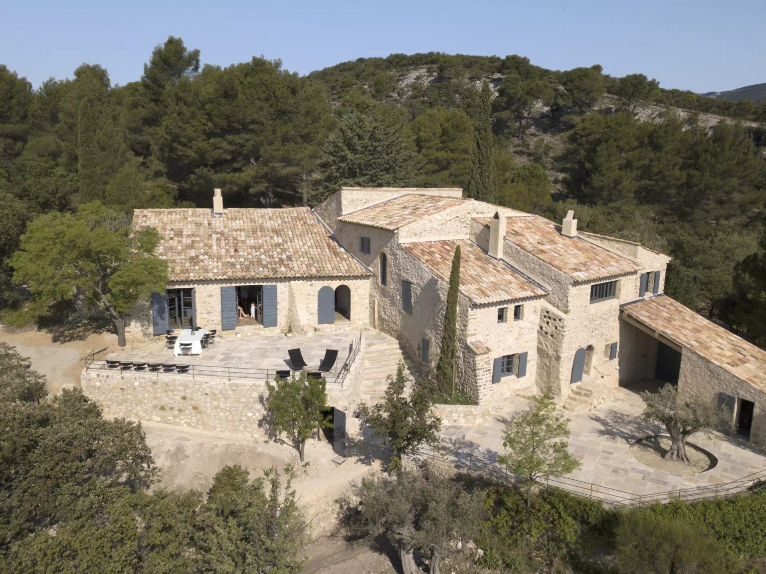Une belle bastide ancienne en pierres en haut d'une colline en Provence