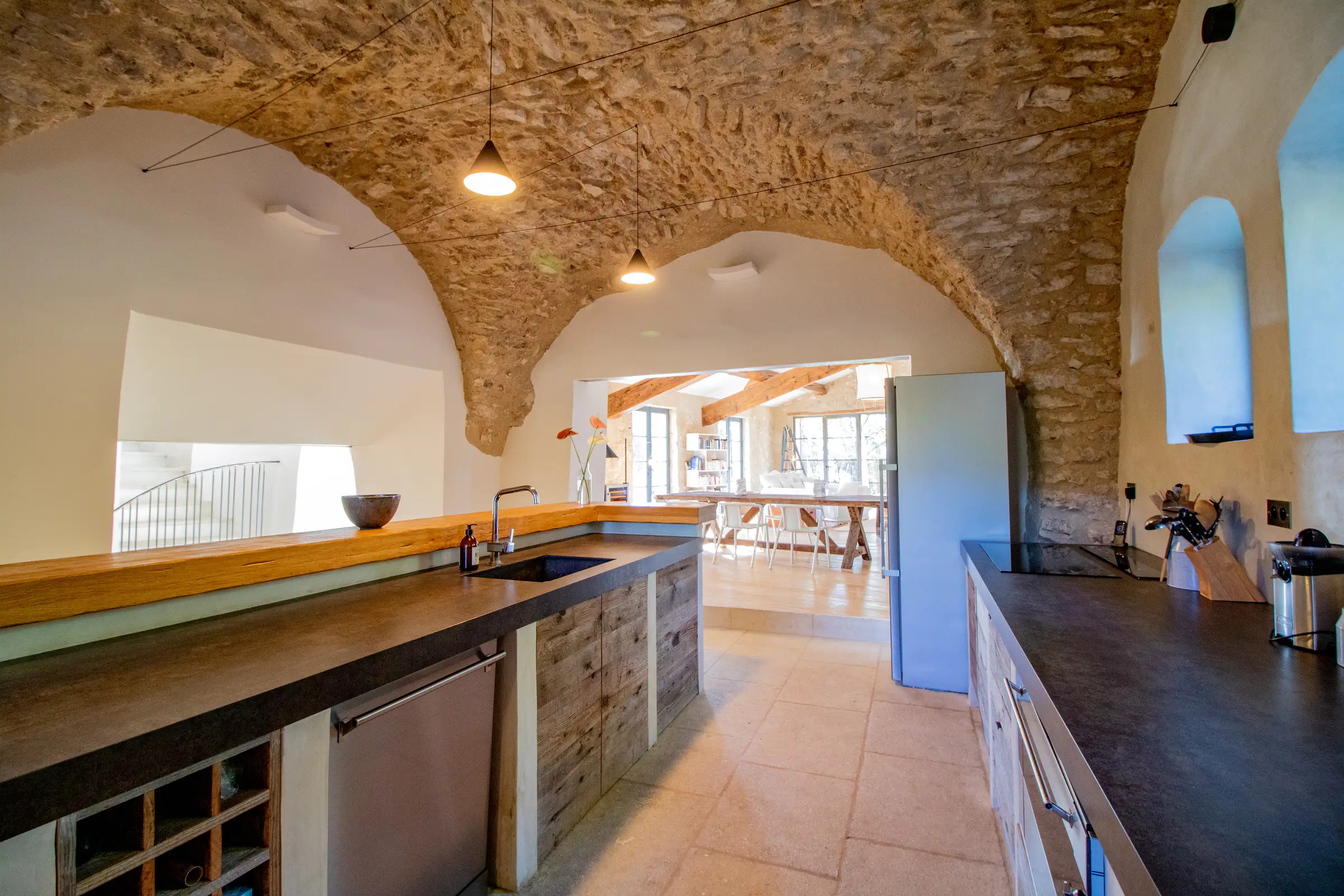 Une belle bastide ancienne en pierres en haut d'une colline en Provence