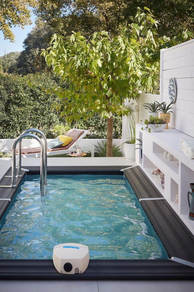 Une mini piscine hors sol bien intégrée pour un petit jardin