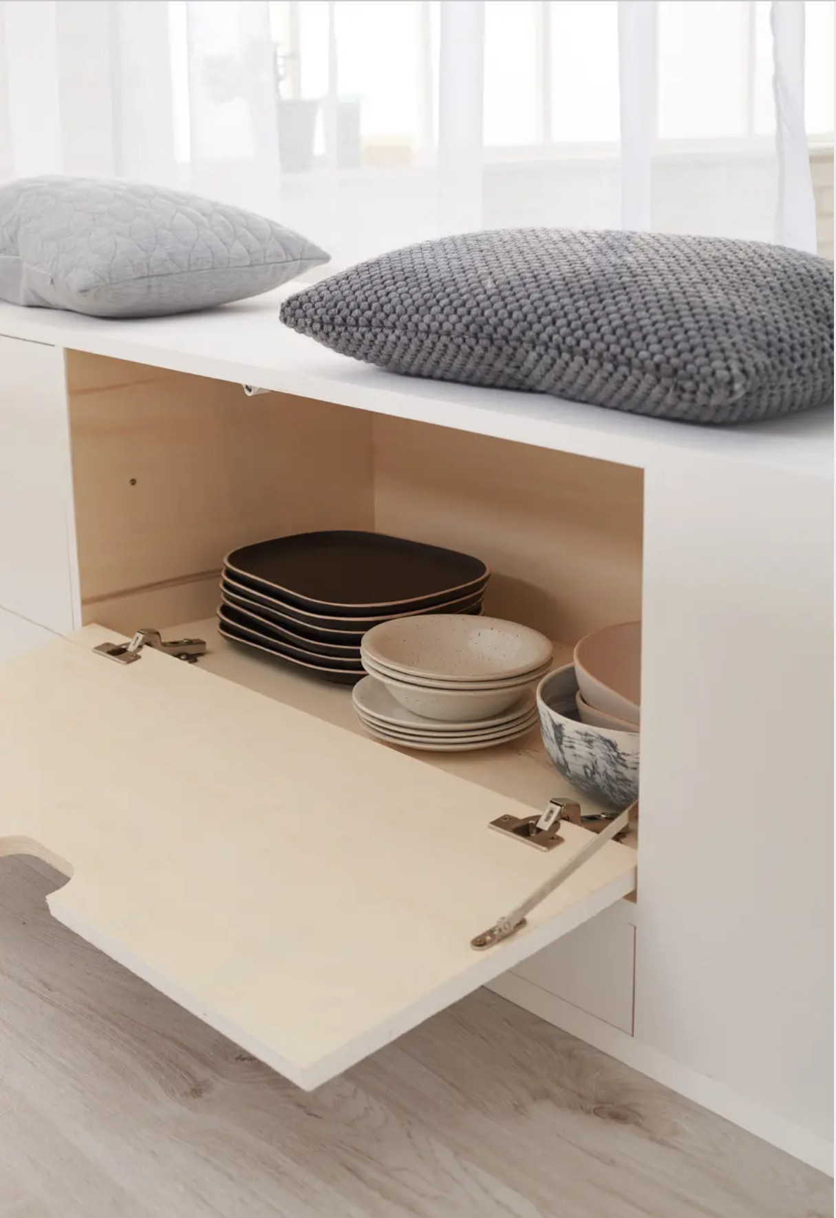 Un lit caché sous une estrade dans le salon d'un studio