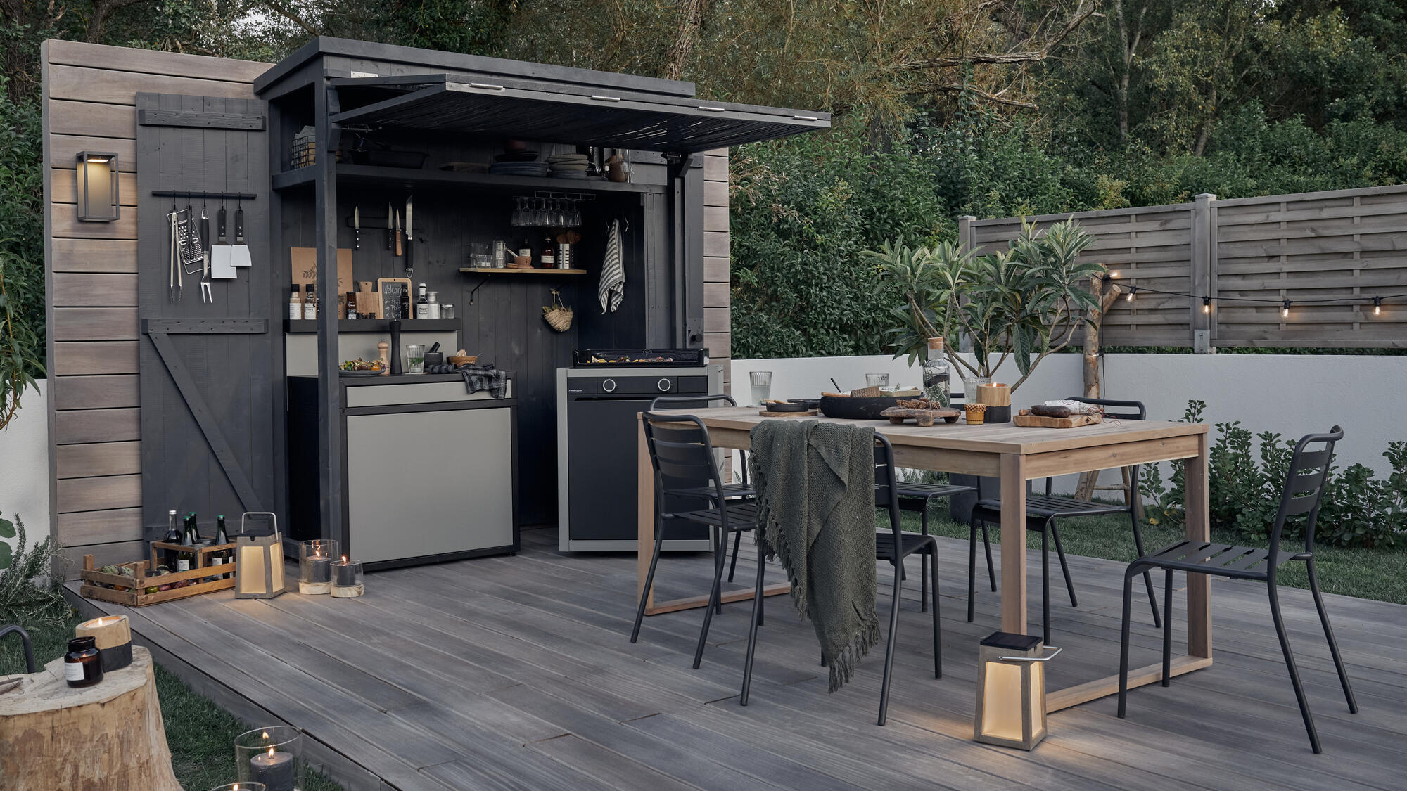 Une petite cuisine extérieure façon food truck sur la terrasse