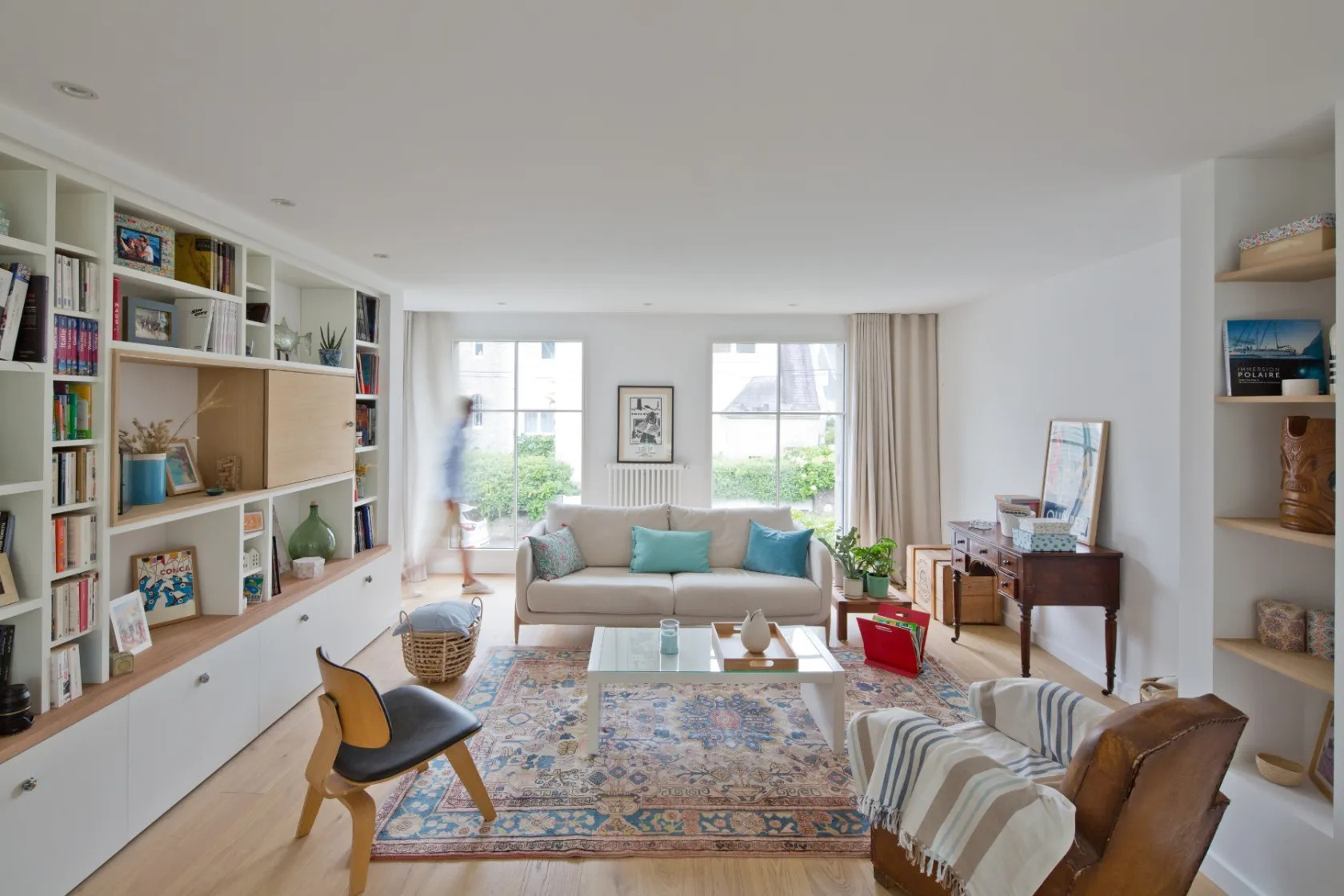 Papier-peint et espaces ouverts pour la rénovation d'une maison