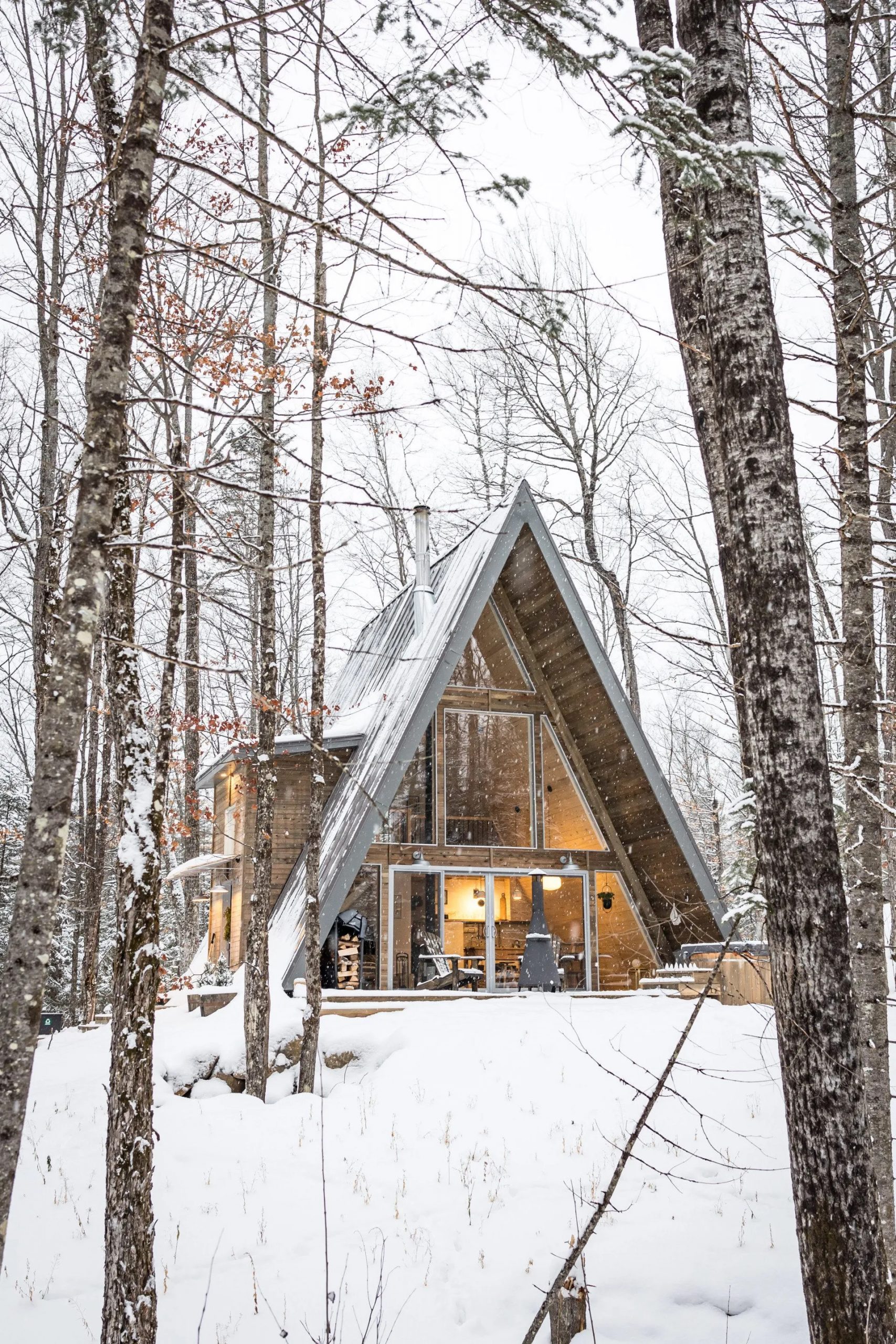 Une maison A Frame minimaliste en bois clair au Québec