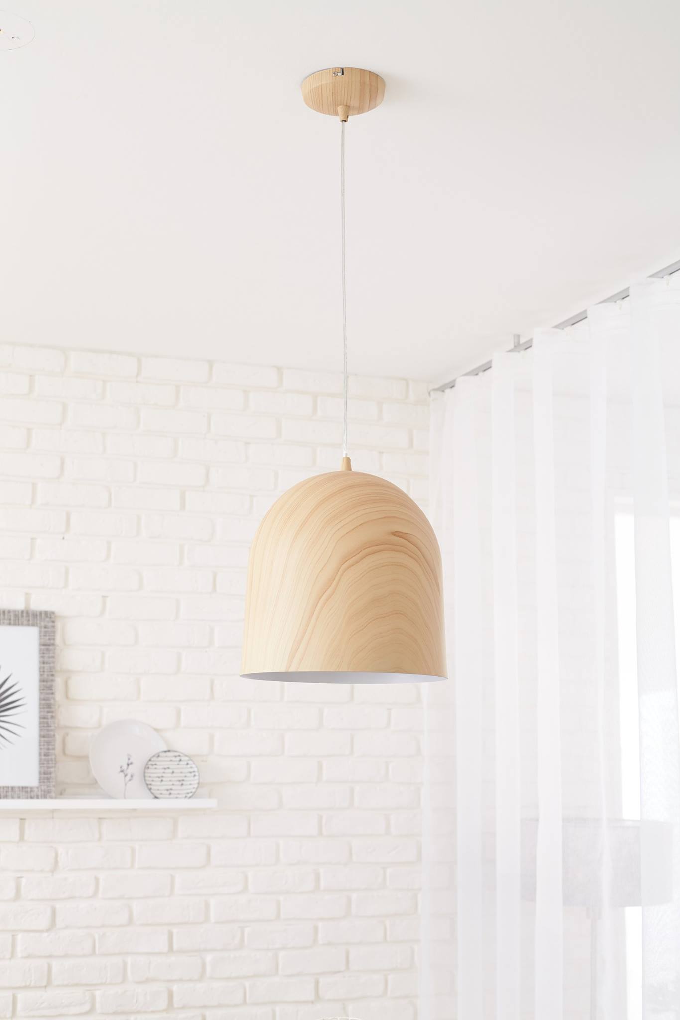 Un lit caché sous une estrade dans le salon d'un studio