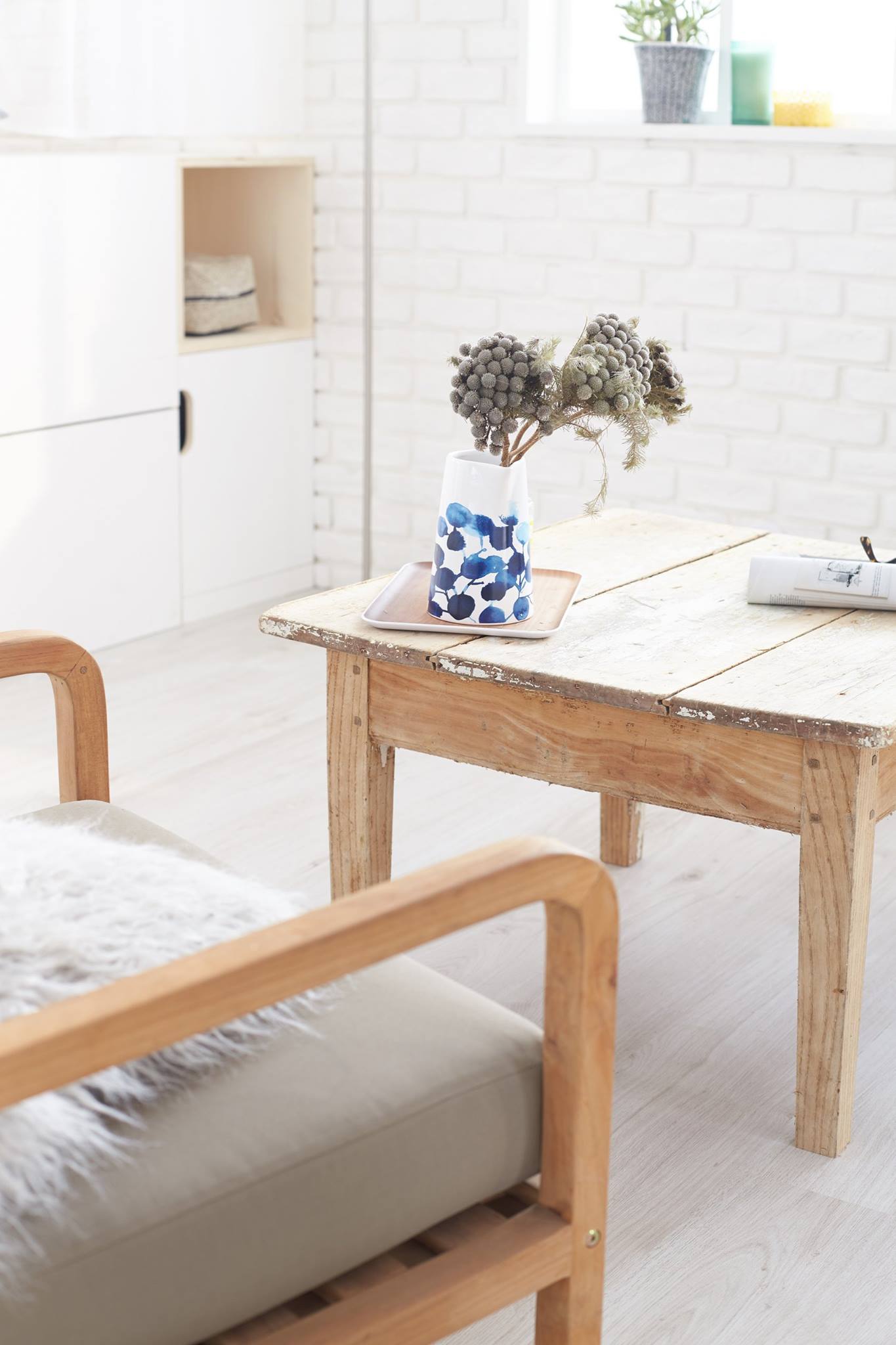 Un lit caché sous une estrade dans le salon d'un studio