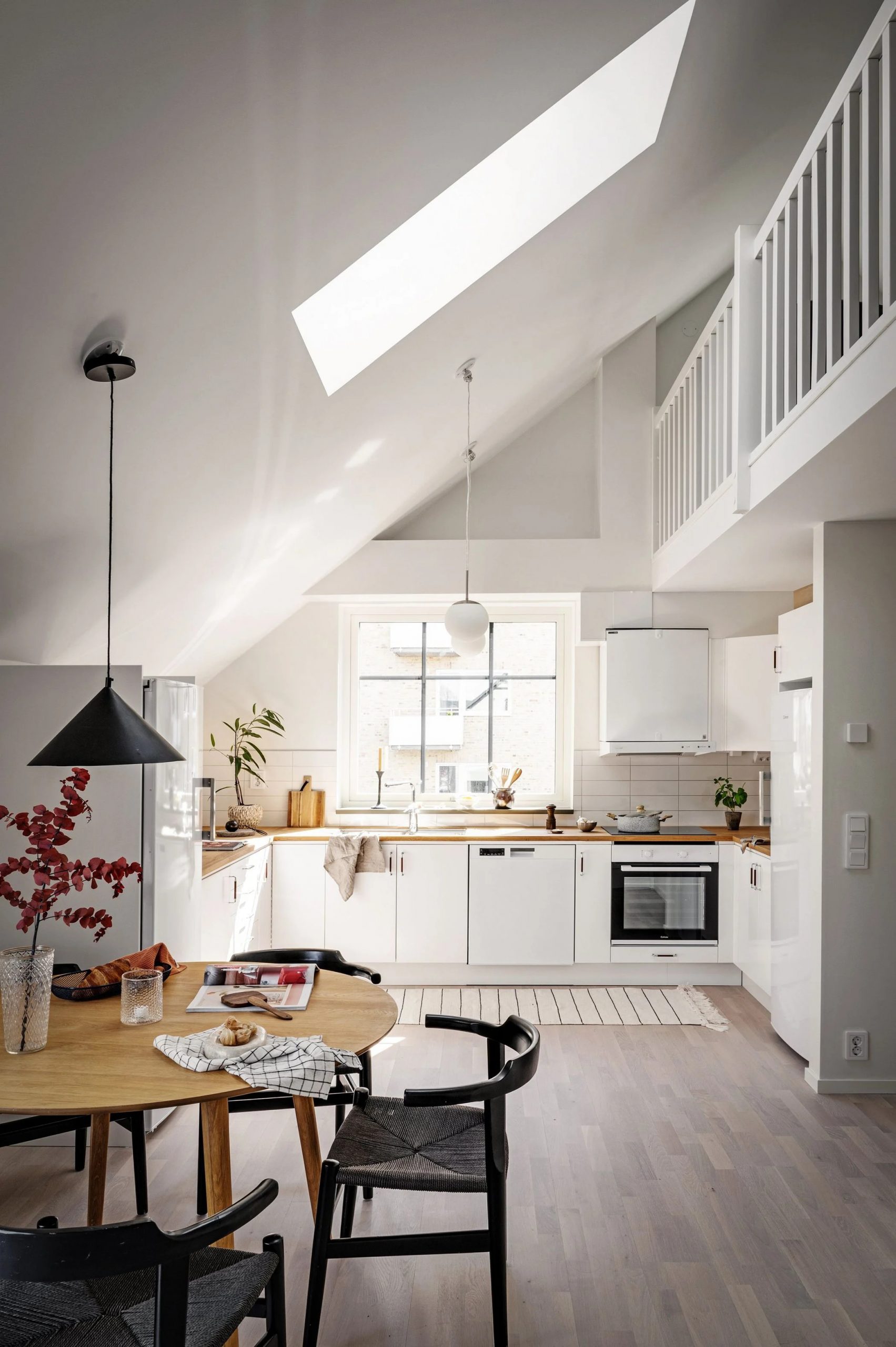 Un lumineux appartement en duplex avec un balcon et une terrasse