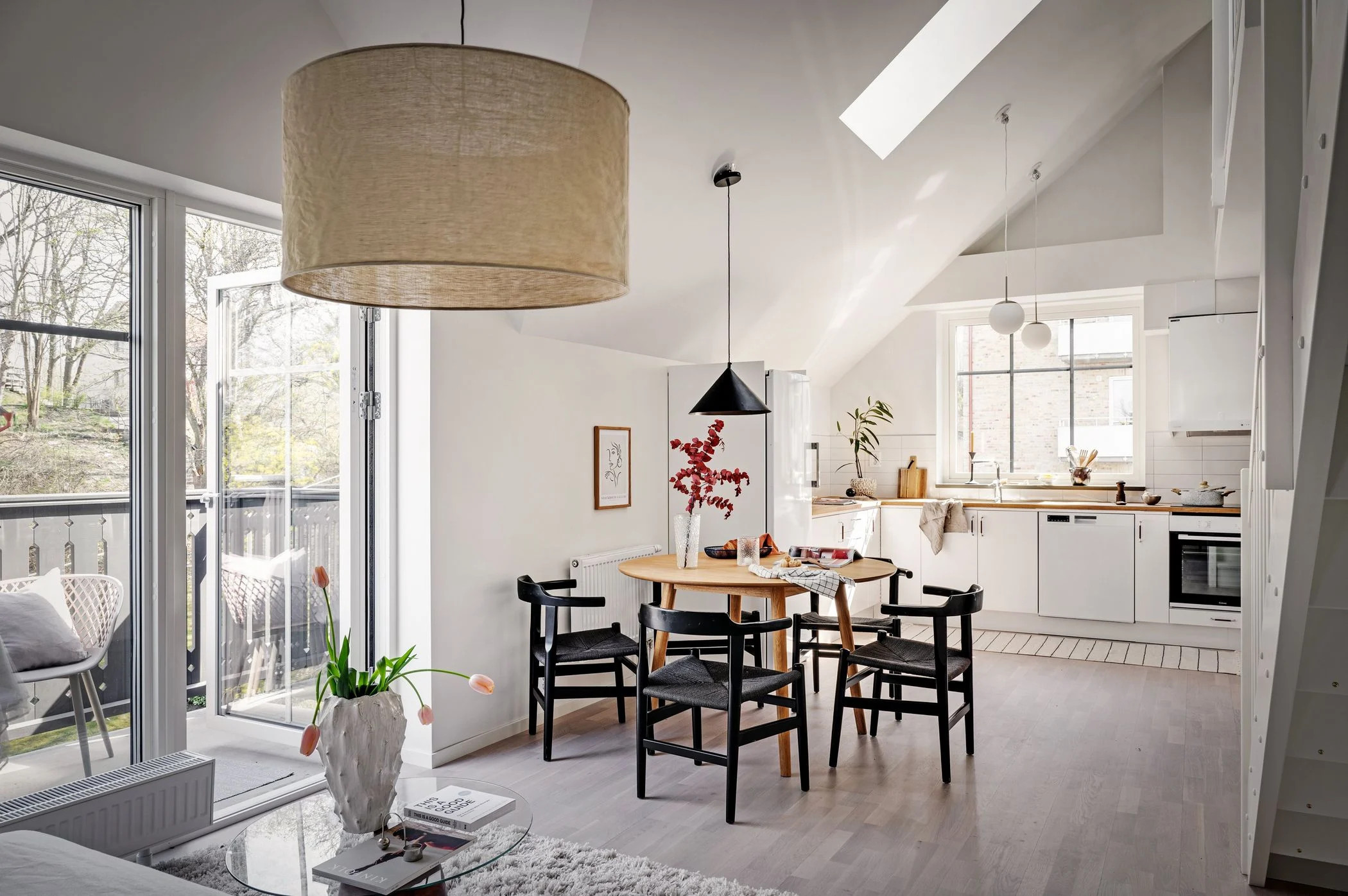 Un lumineux appartement en duplex avec un balcon et une terrasse