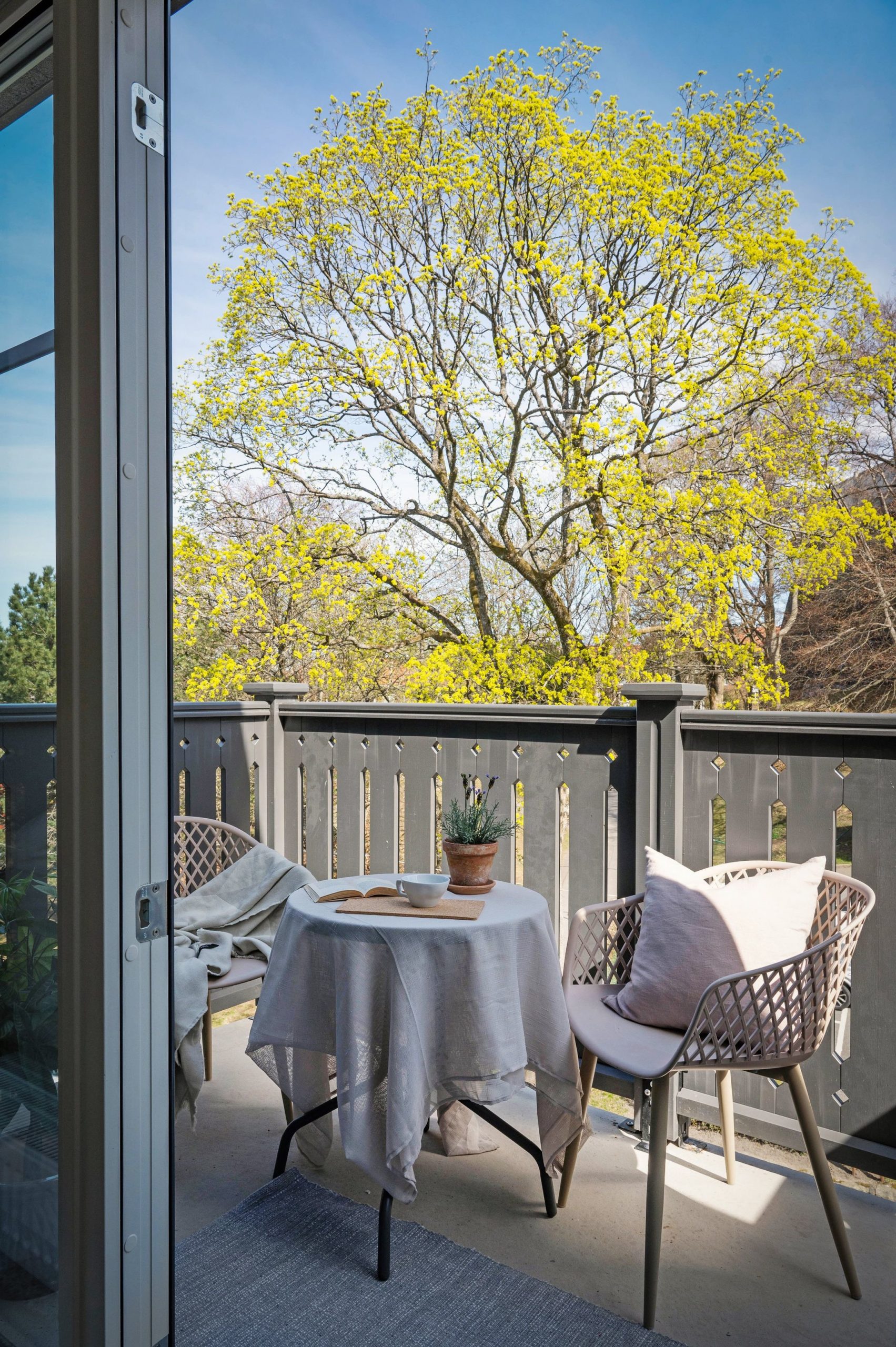 Un lumineux appartement en duplex avec un balcon et une terrasse
