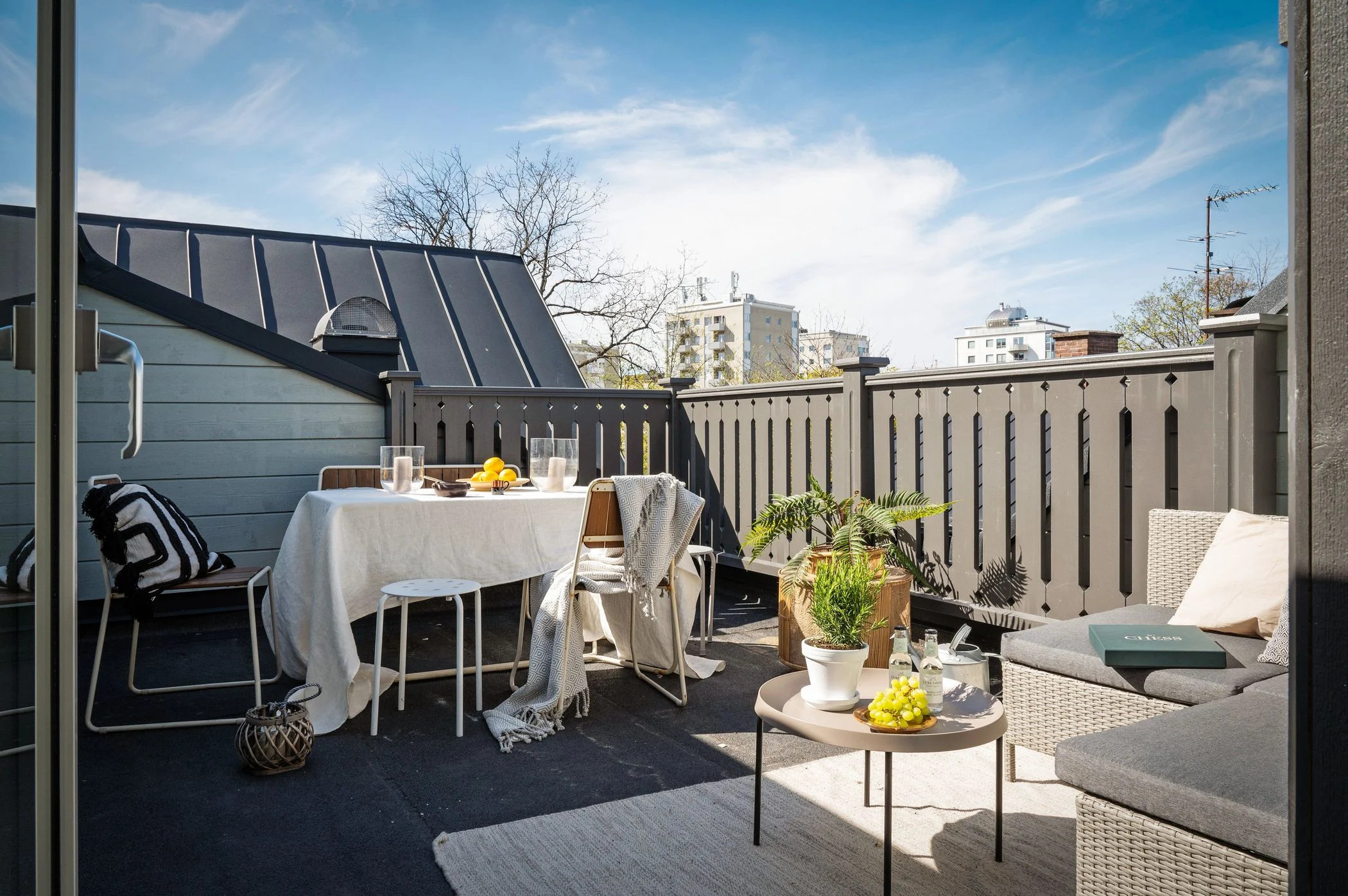 Un lumineux appartement en duplex avec un balcon et une terrasse