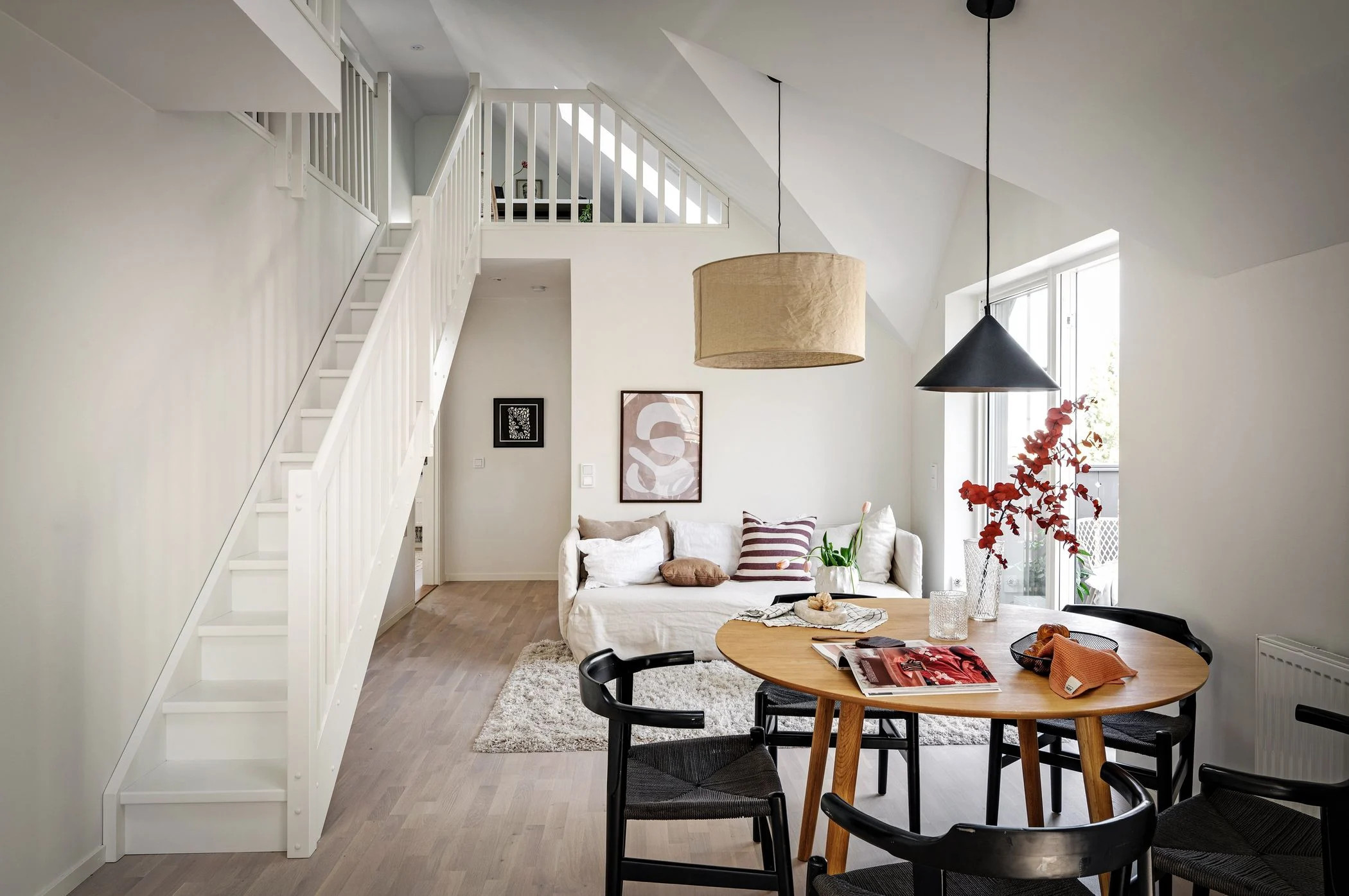 Un lumineux appartement en duplex avec un balcon et une terrasse