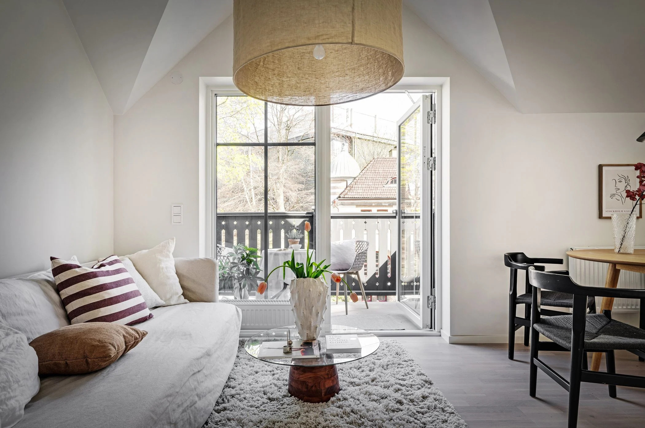 Un lumineux appartement en duplex avec un balcon et une terrasse