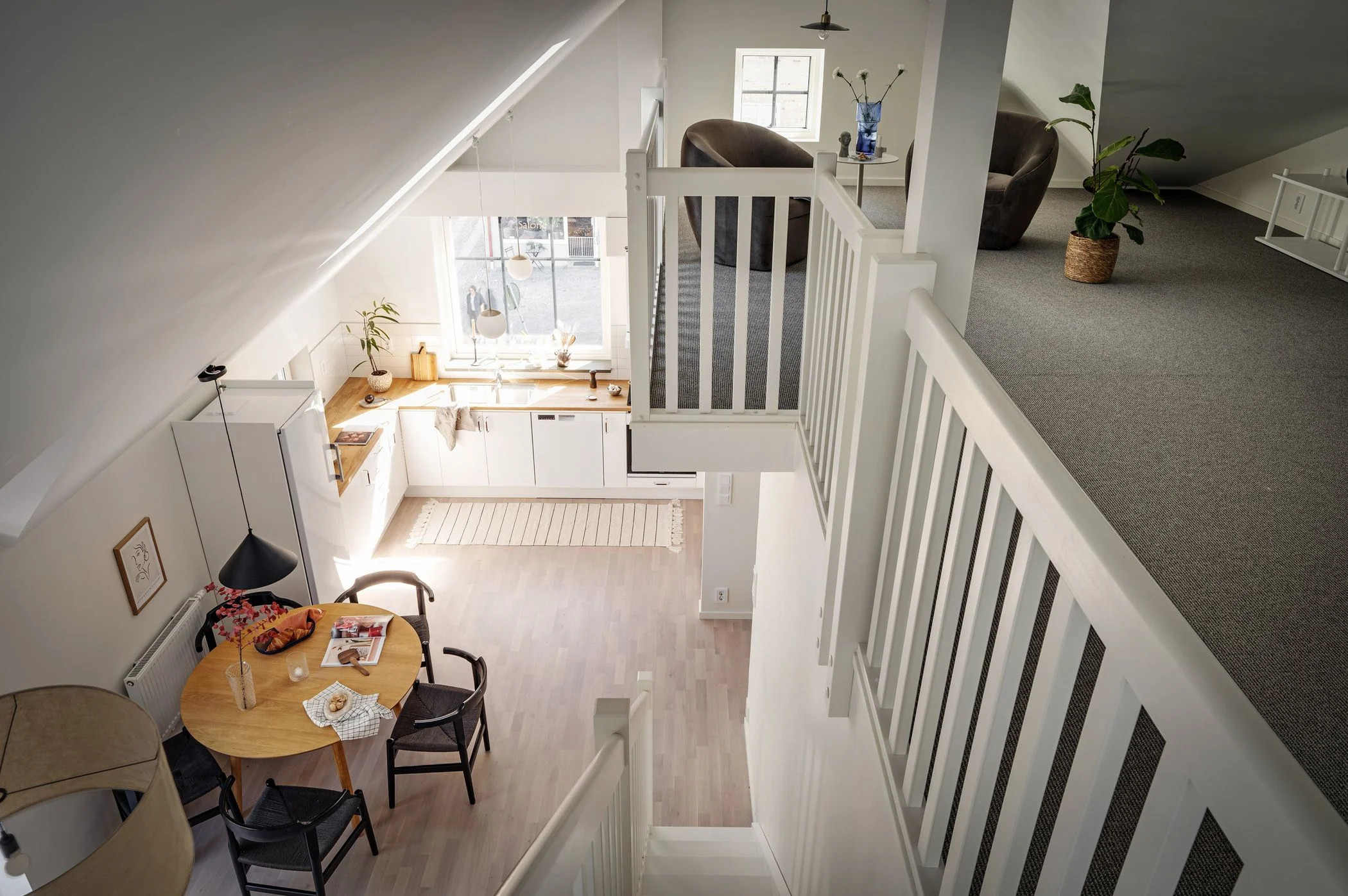 Un lumineux appartement en duplex avec un balcon et une terrasse