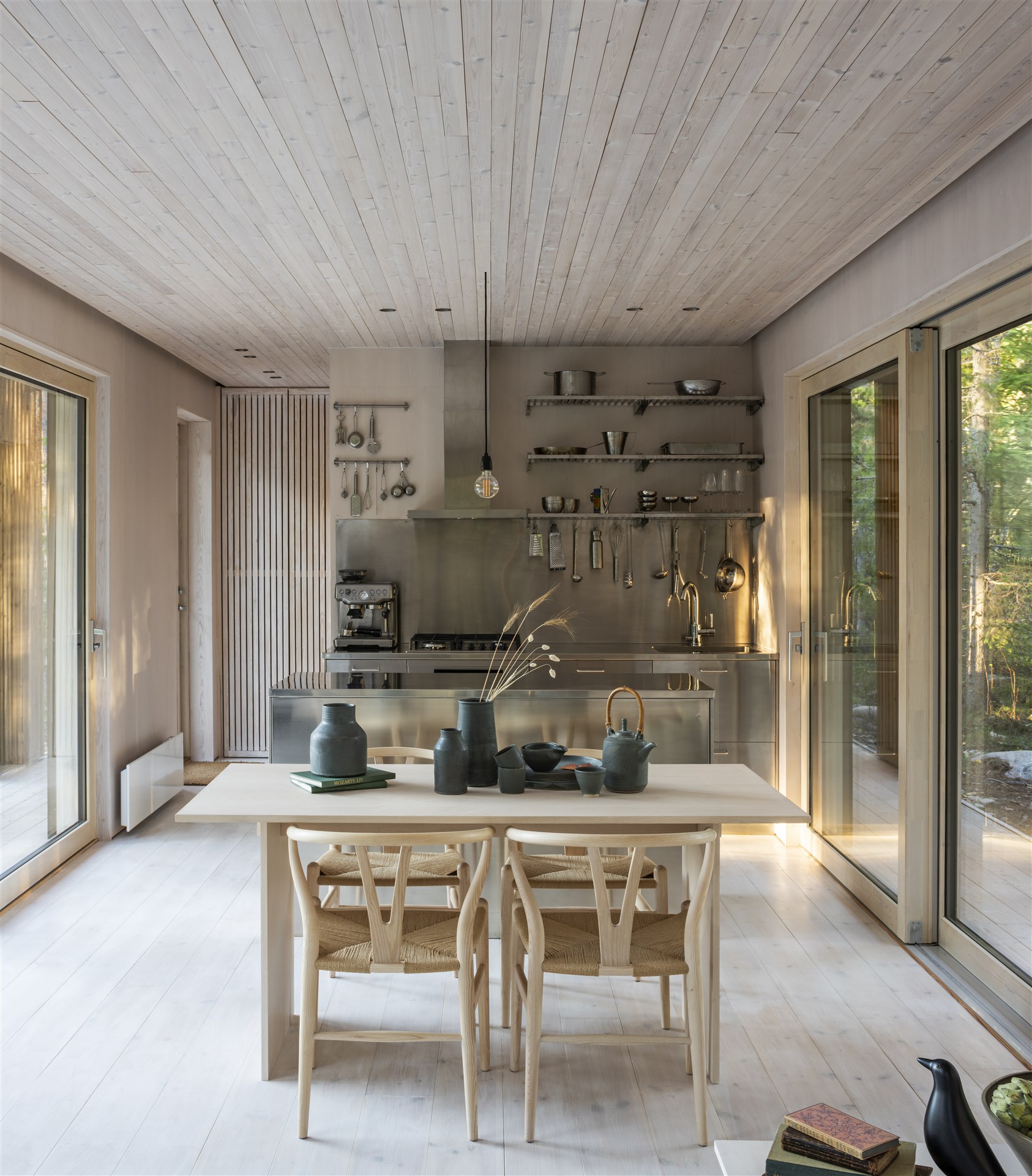 Une mini maison de 42m2 construite par une architecte dans la forêt