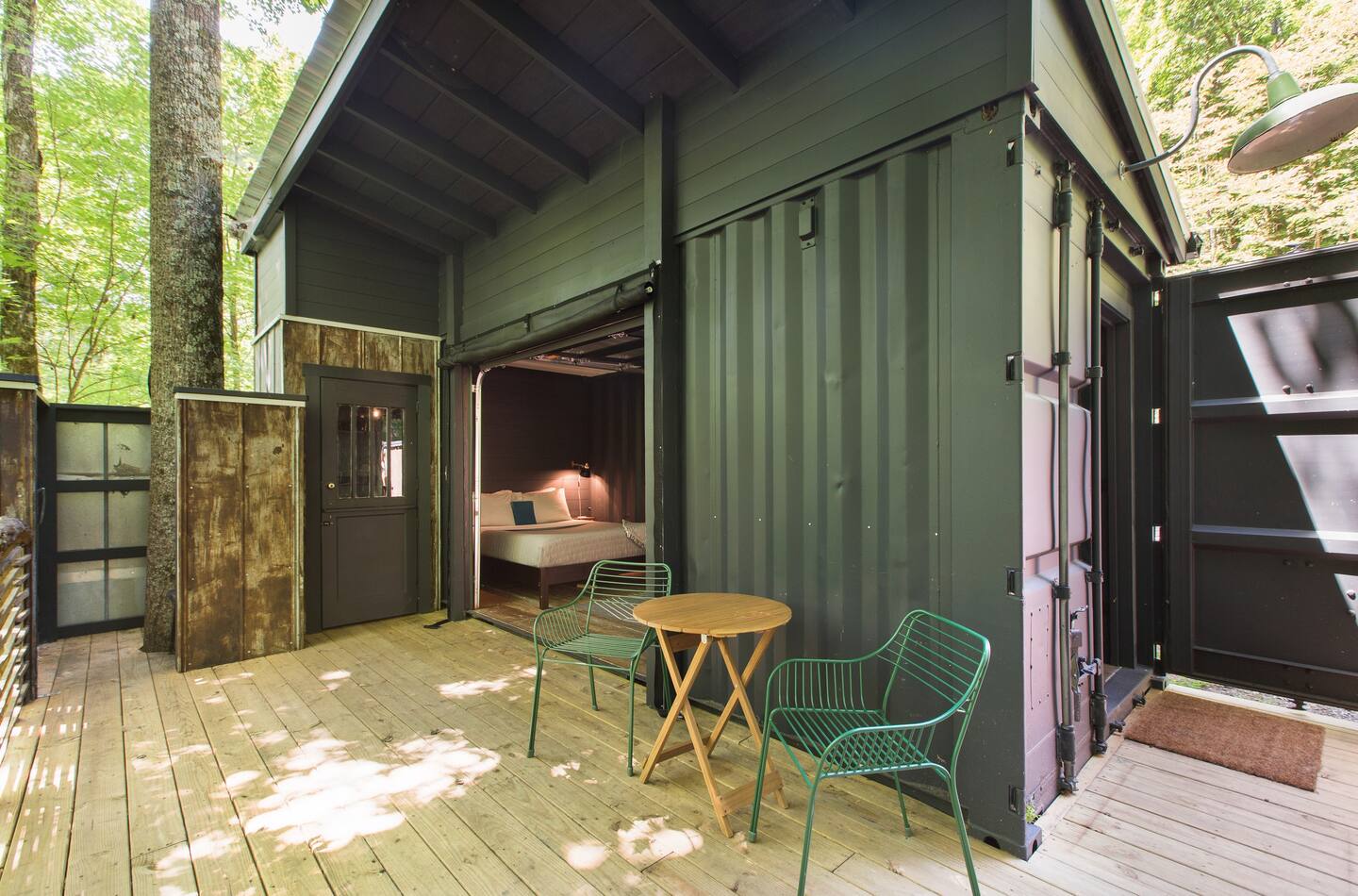 Une mini maison container avec terrasse pour une vie minimaliste