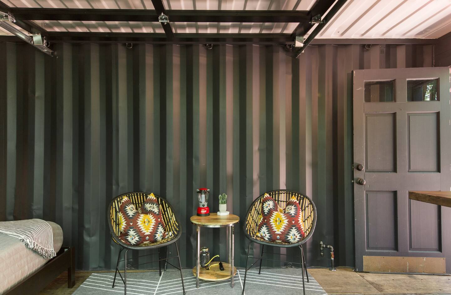 Une mini maison container avec terrasse pour une vie minimaliste