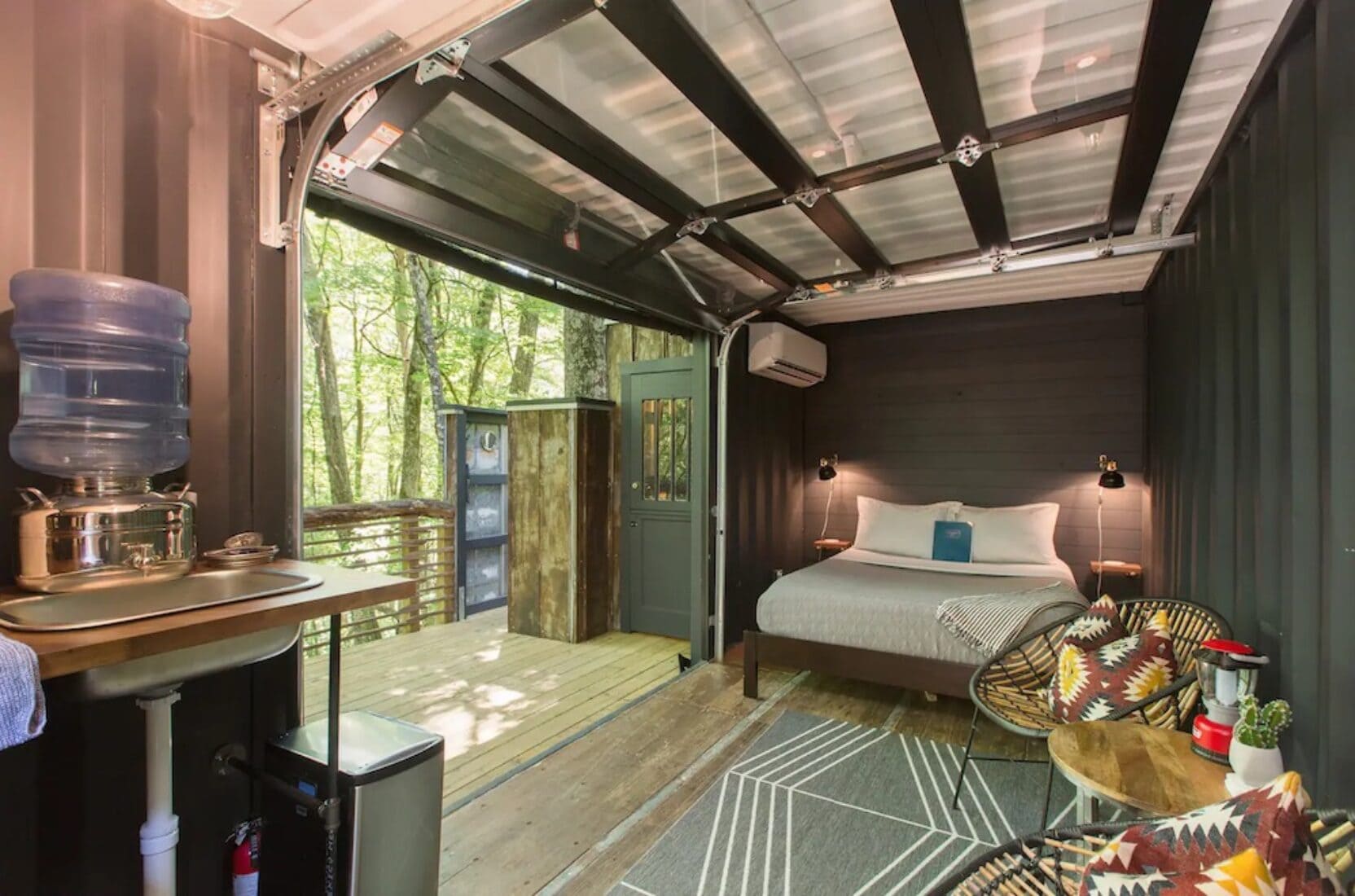 Une mini maison container avec terrasse pour une vie minimaliste