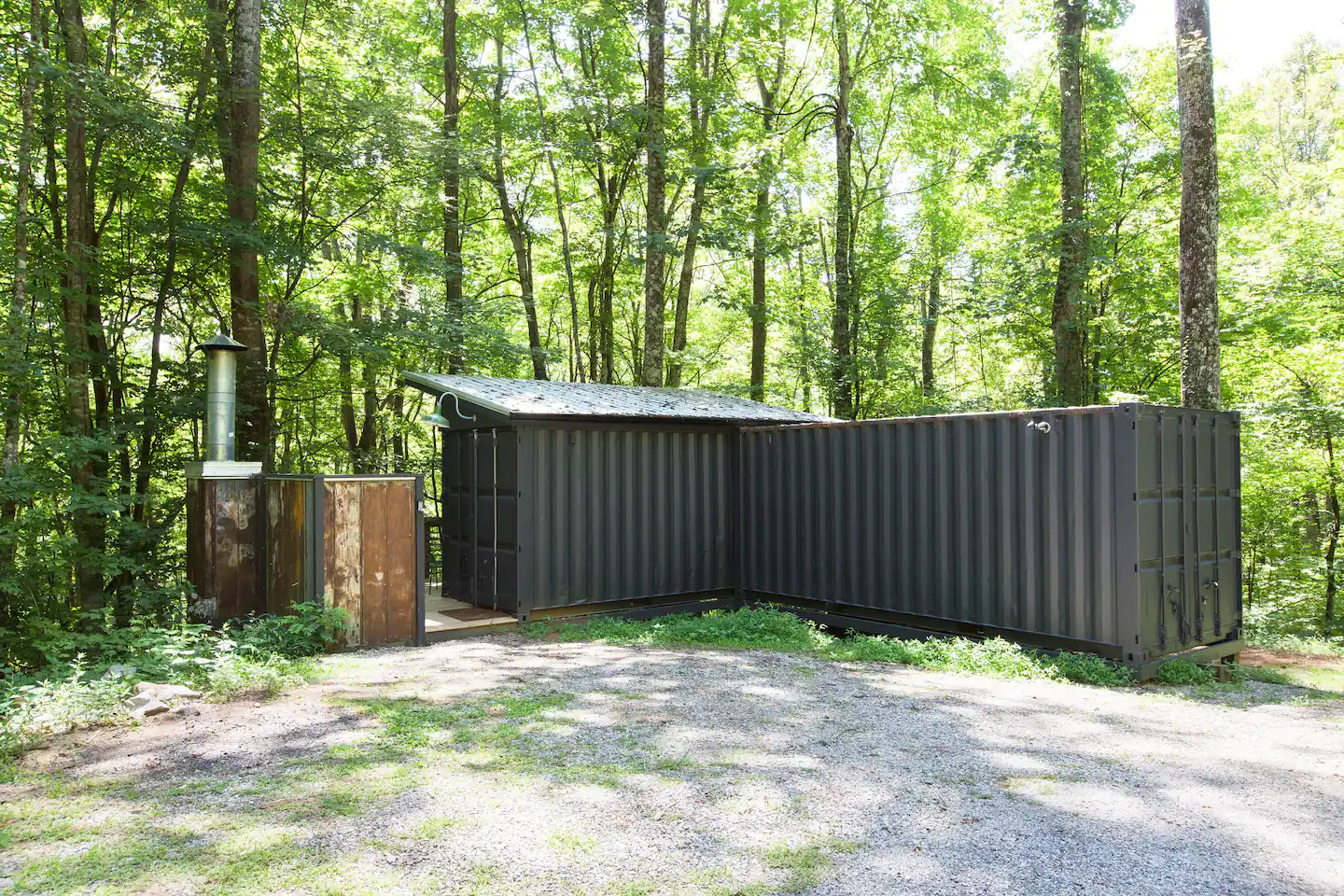 Une mini maison container avec terrasse pour une vie minimaliste
