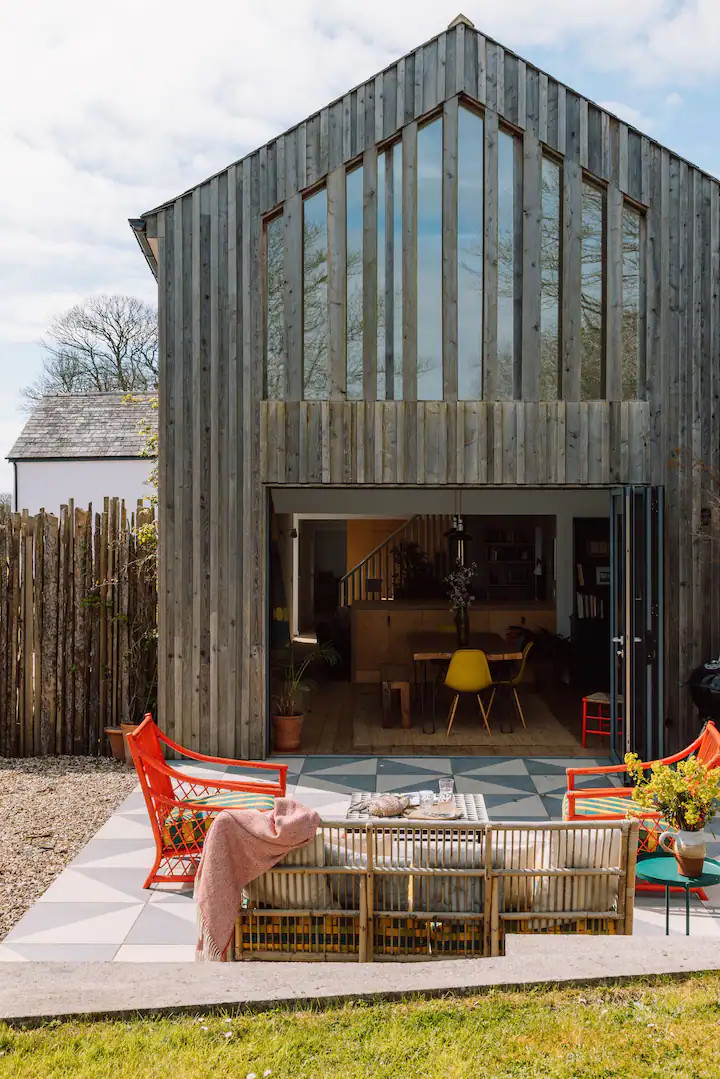 Une grange rénovée en couleurs par des architectes renommés