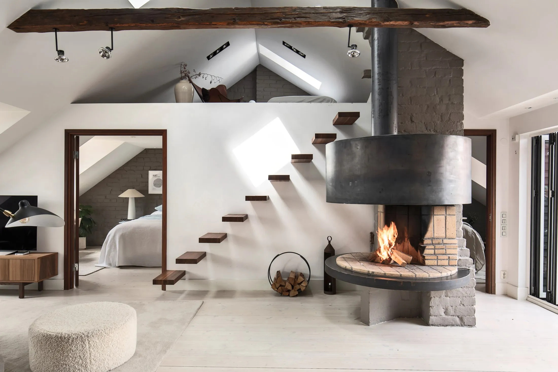 Un lumineux appartement avec cheminée sous les toits en Suède