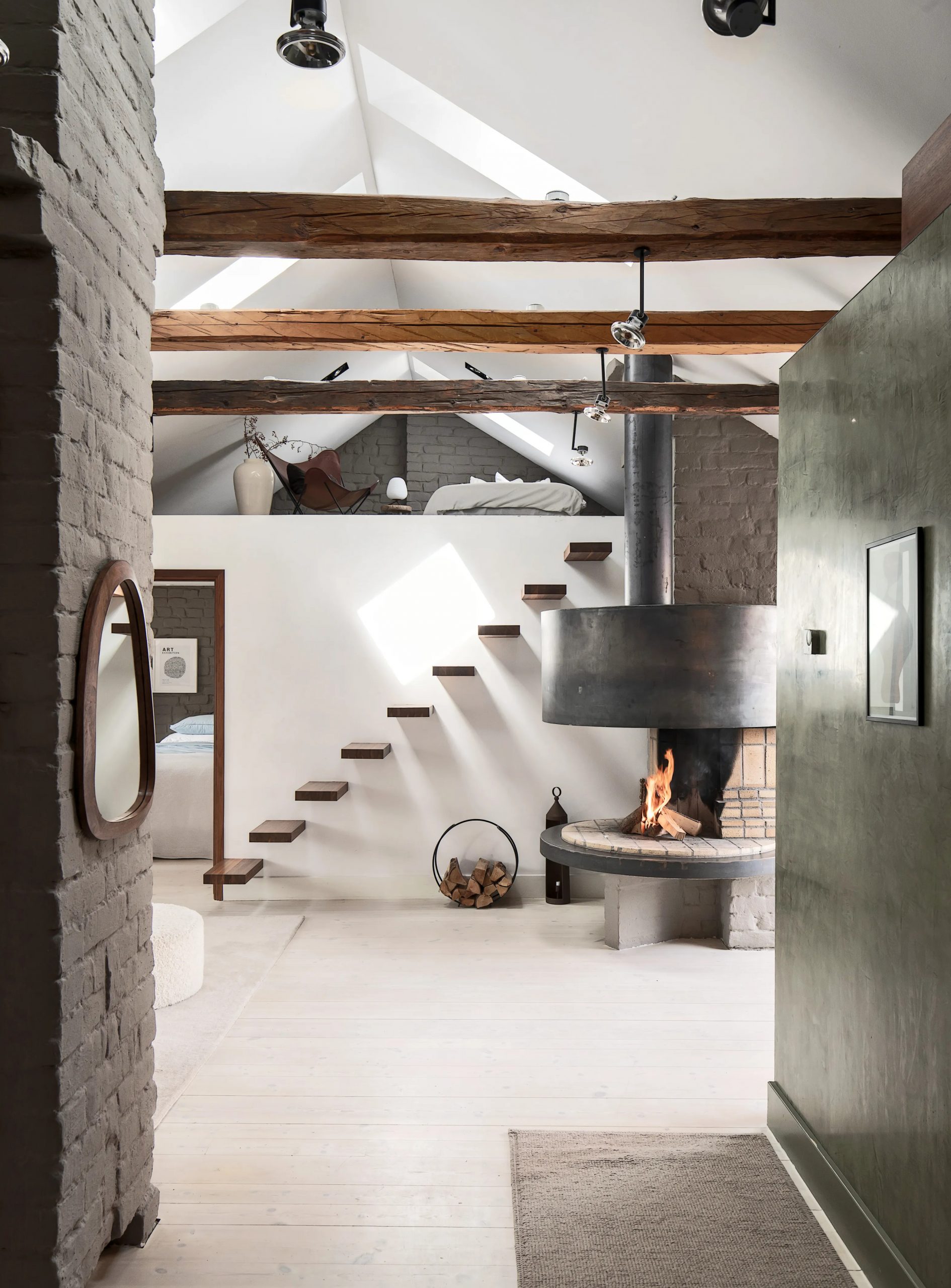 Un lumineux appartement avec cheminée sous les toits en Suède