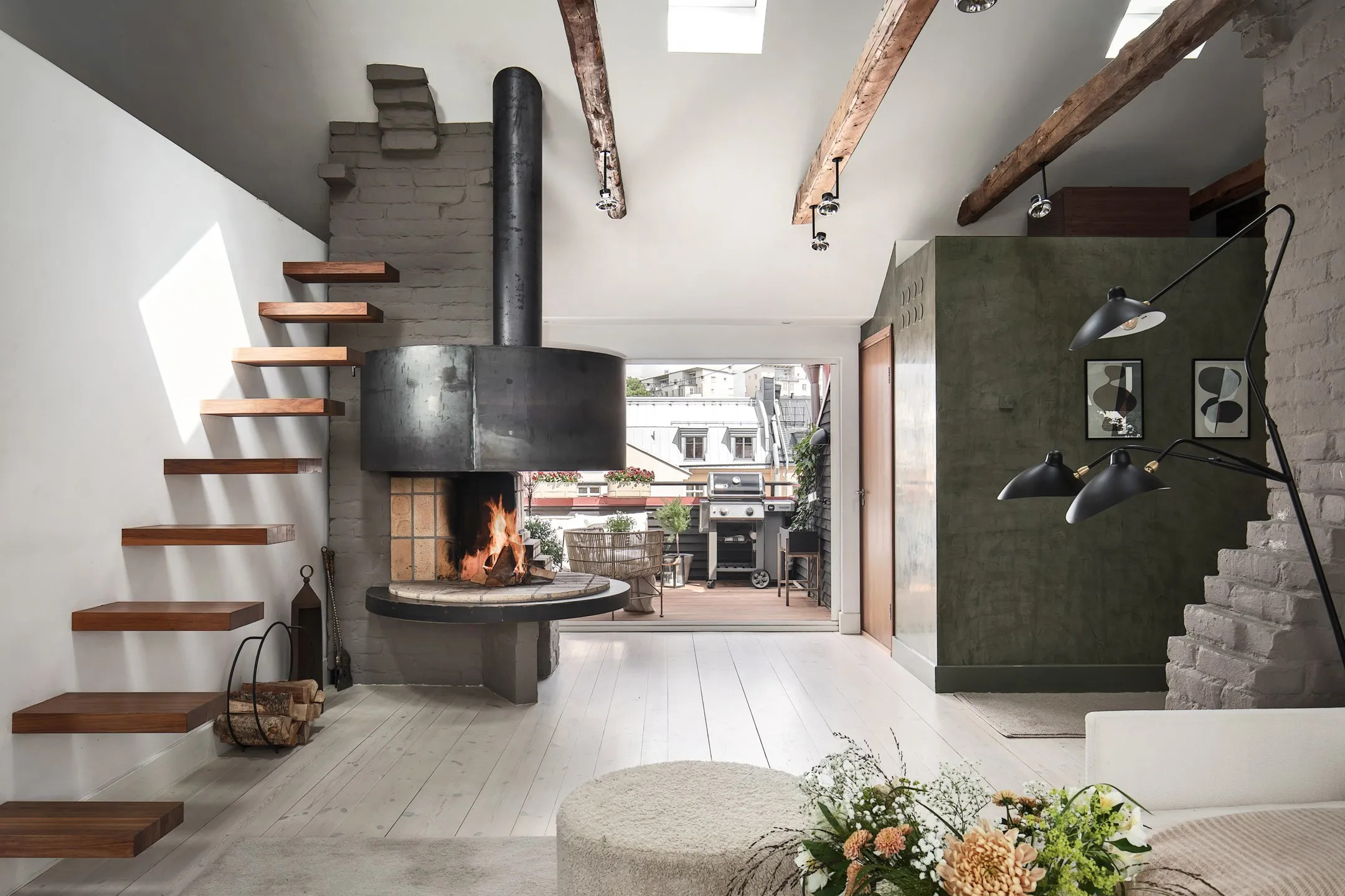 Un lumineux appartement avec cheminée sous les toits en Suède