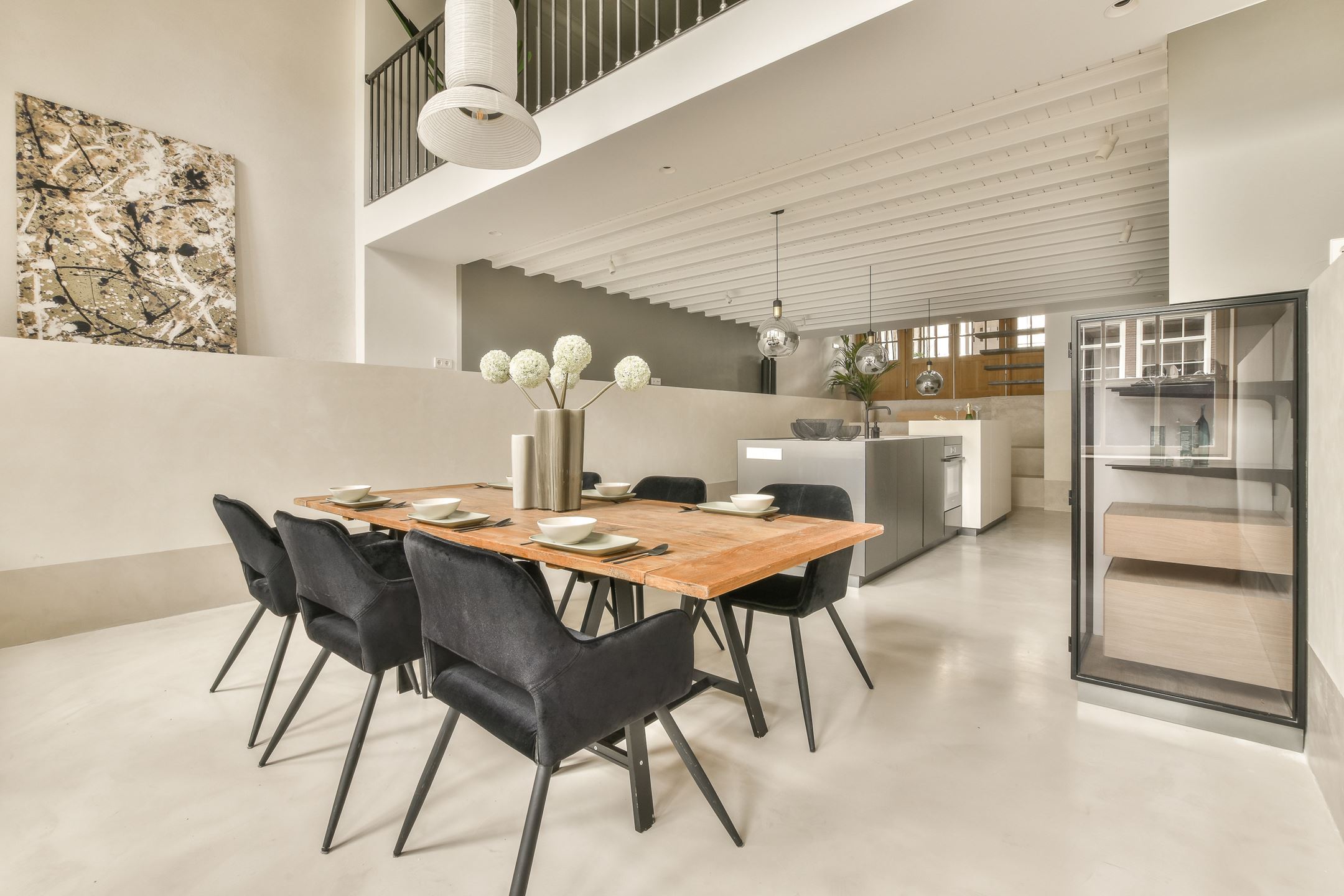 Une maison ancienne aux multiples niveaux et au design beige et noir