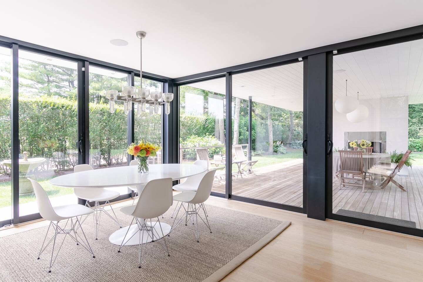 Une maison à l'architecture vitrée dans les Hamptons